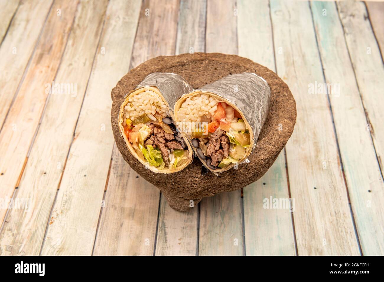 Grand burrito farci de fajitas au bœuf, de riz blanc et de haricots sur ...