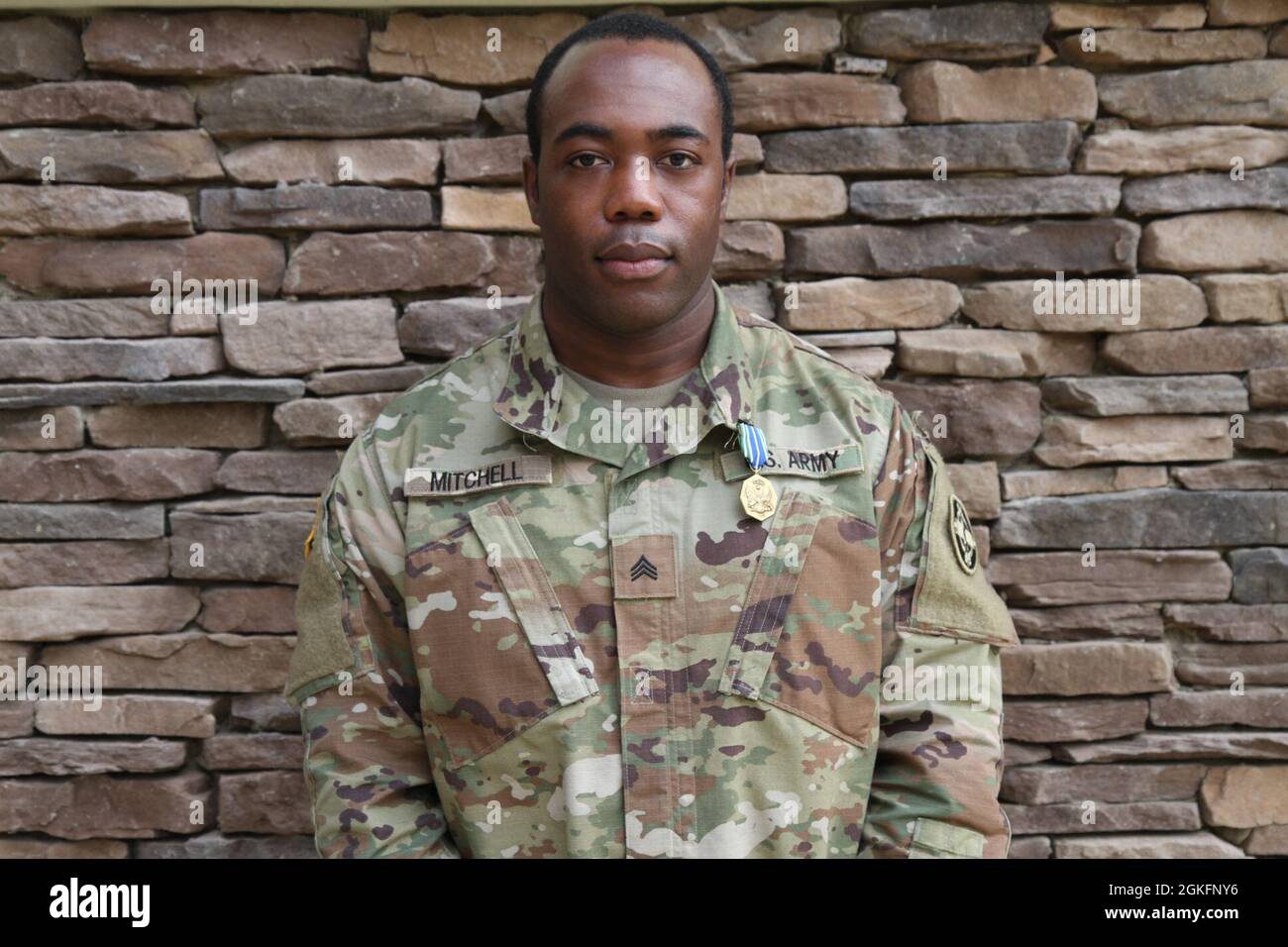 Sgt. Nicholas Mitchell, avec la 338e Brigade médicale, a placé ...