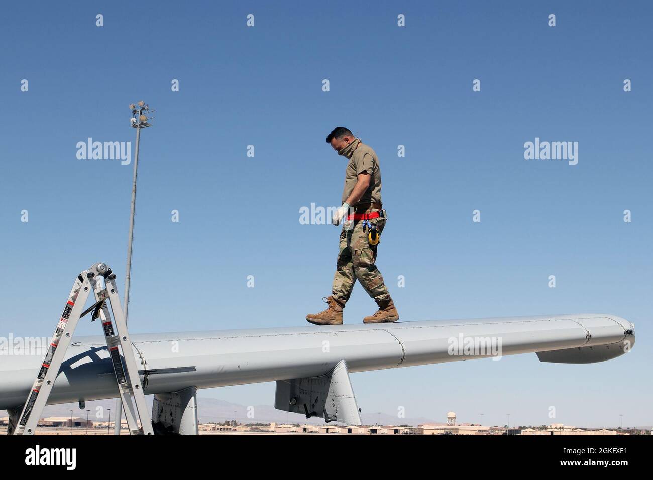 Tech. Sgt. Alex Goulette, chef d’équipage de la 127e Escadre du groupe ...