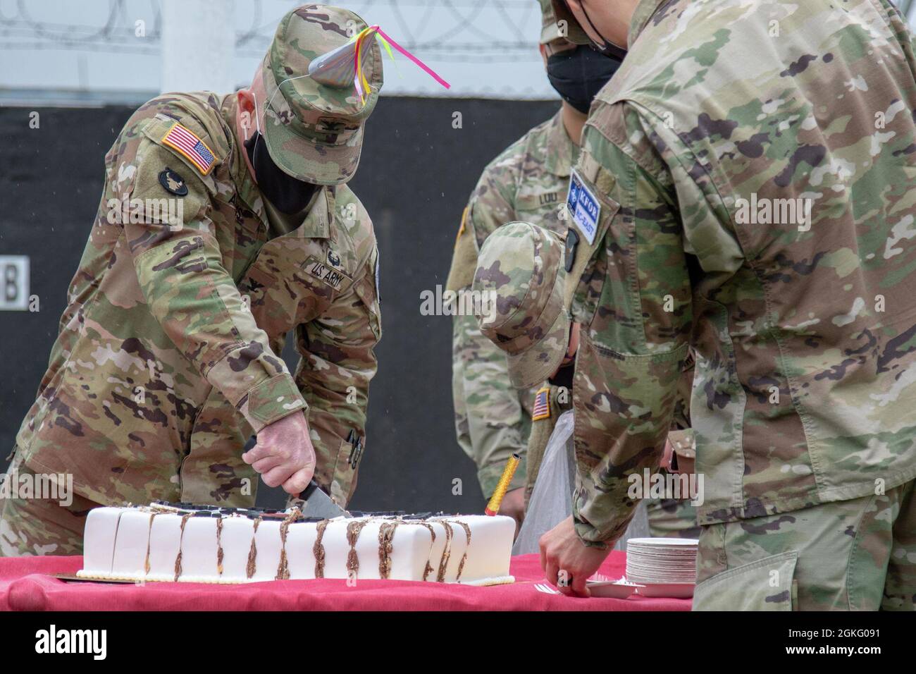 Le colonel Adams, commandant de l'équipe de combat de la 2e Brigade ...