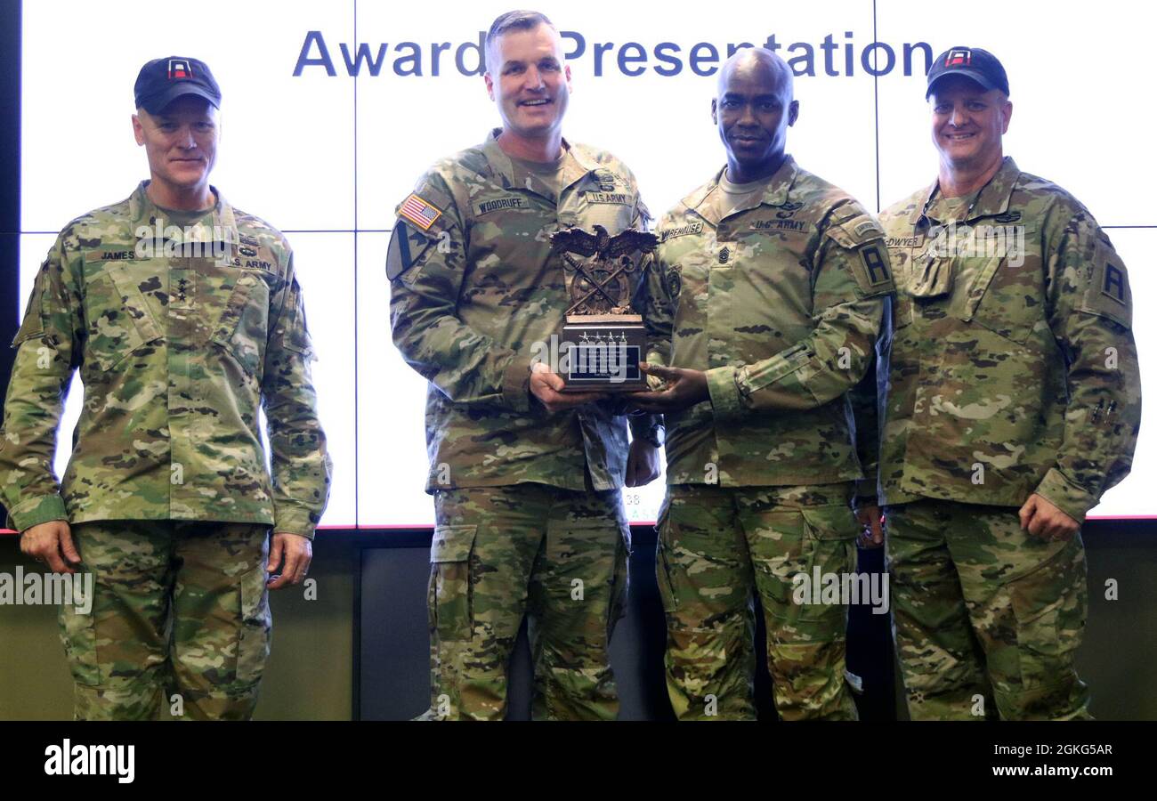 Le colonel David Woodruff (deuxième à partir de la gauche) et le ...