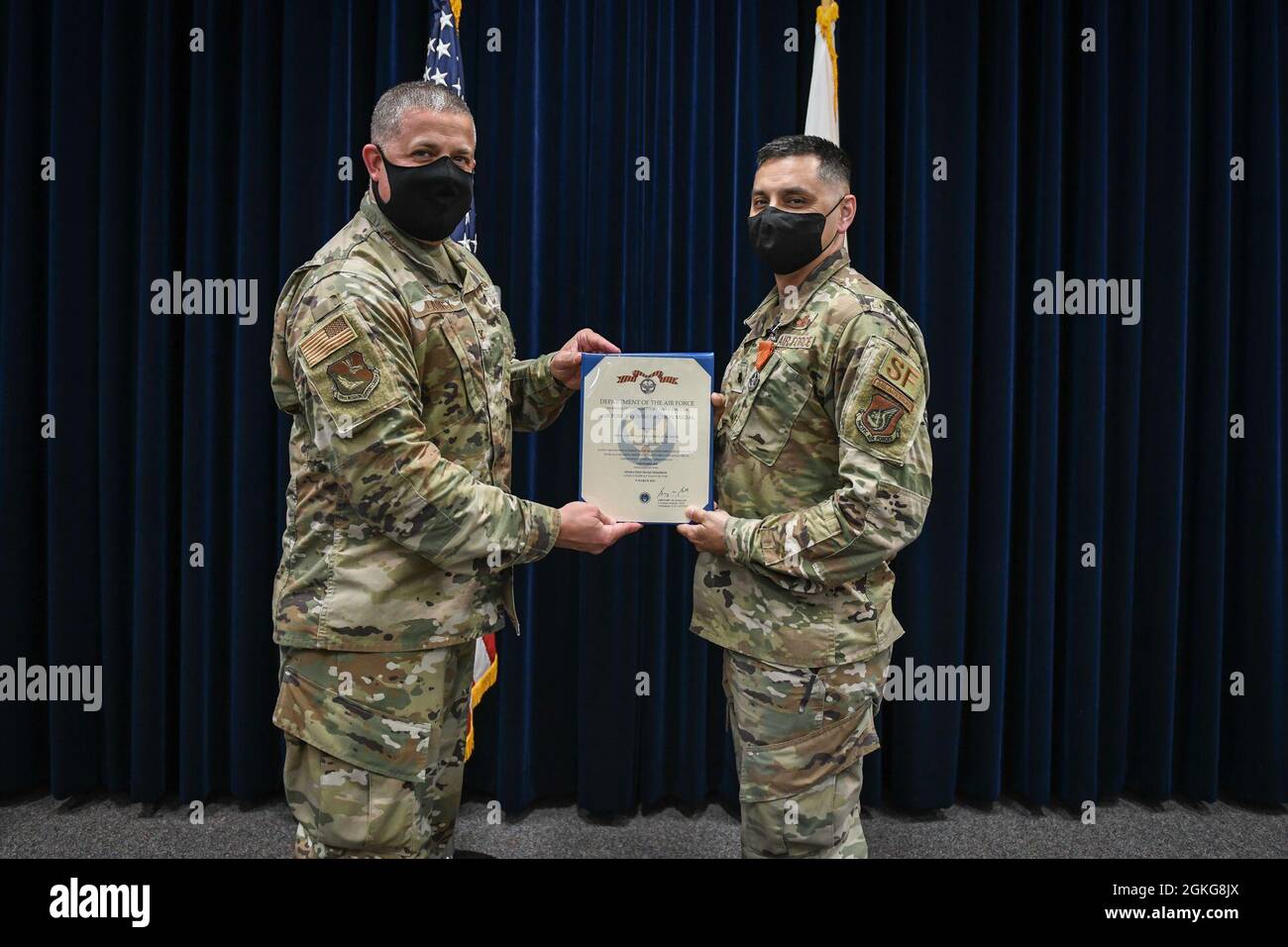 Le colonel Patrick Launey, commandant du 374e Groupe de soutien de la ...