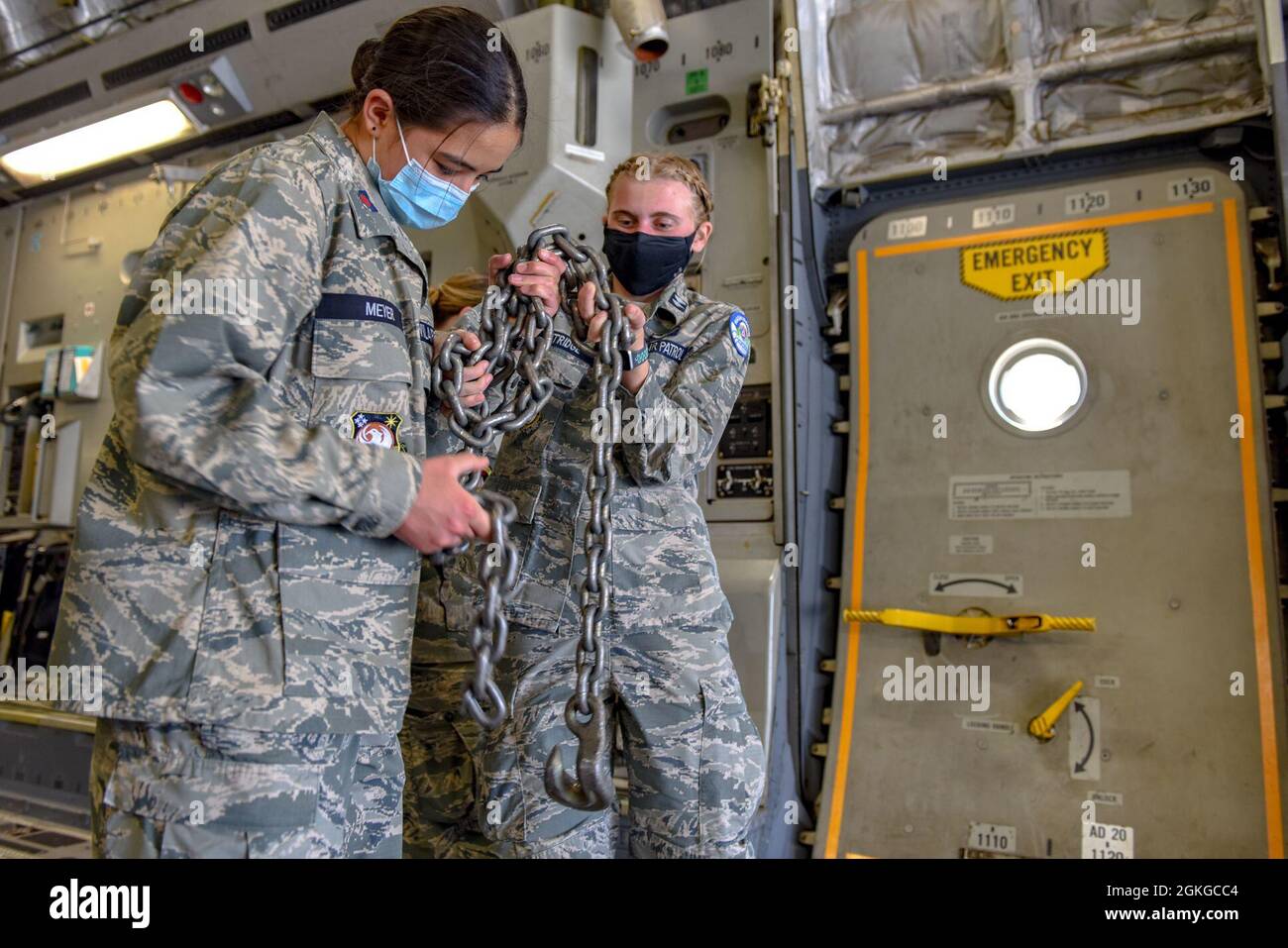 Le lieutenant-colonel Jordyn Gutridge et Cadet Tech. Sgt. Adele Meyer ...