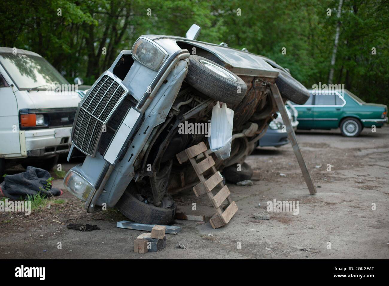 L'ancienne voiture est en cours de réparation. La machine a été ...
