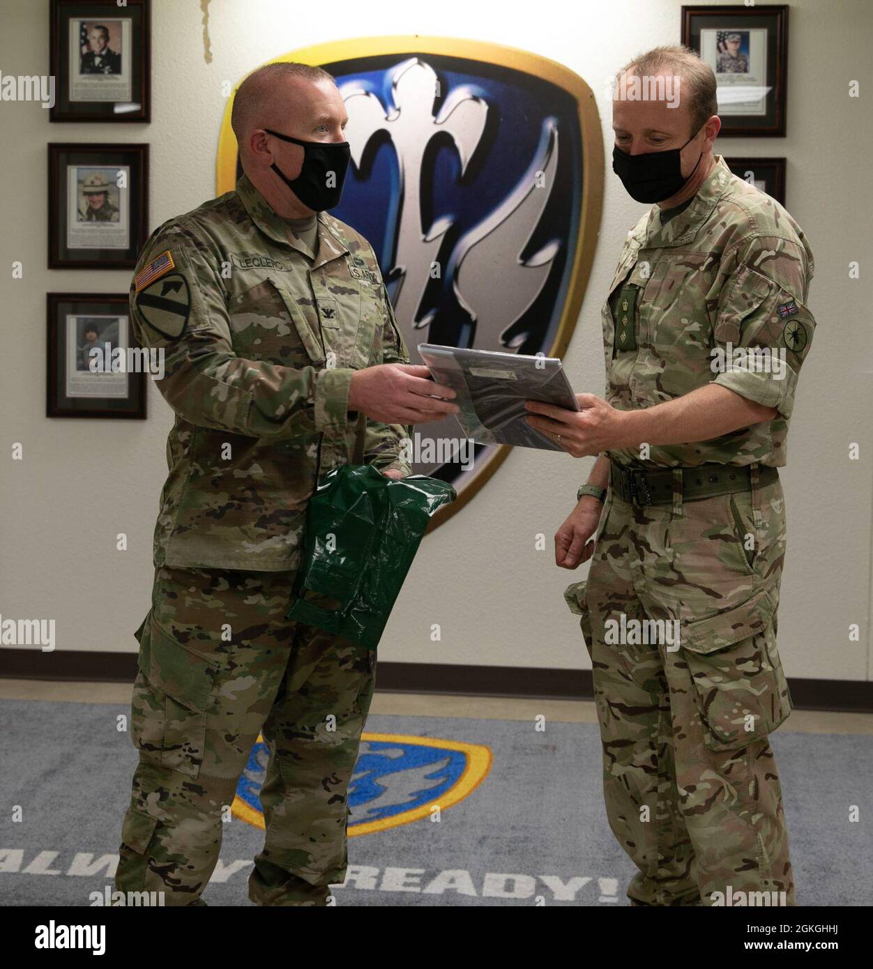 Le colonel Bryan Leclerc, (à gauche) 504e Brigade expéditionnaire du ...