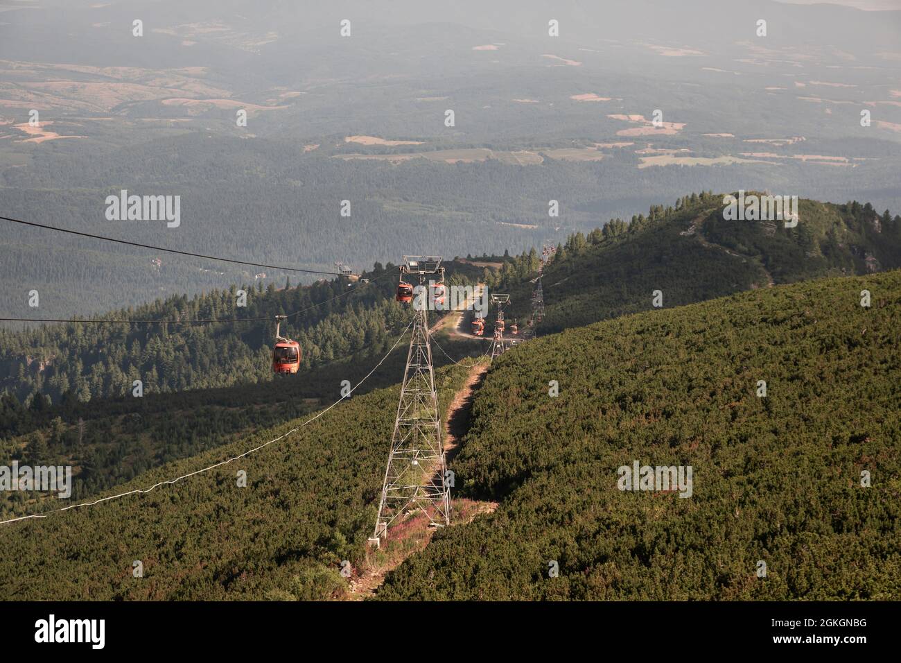 Ancienne cabine de télécabine rouge de Borovets remontée mécanique sur ...