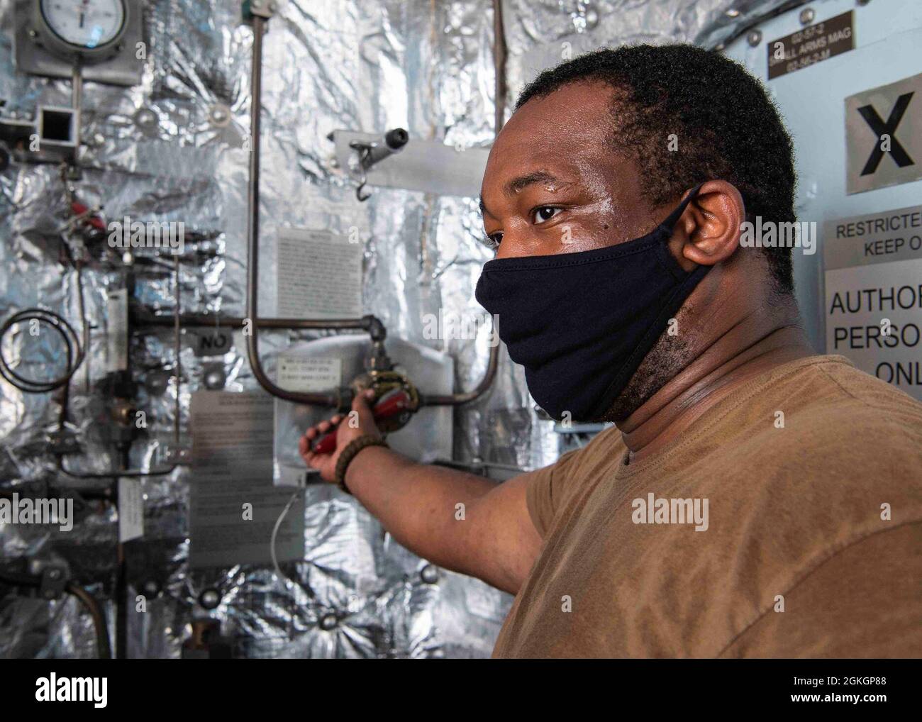 SANTA RITA, Guam (17 avril 2021) Gunner’s Mate 2nd Class Martin Coffer ...