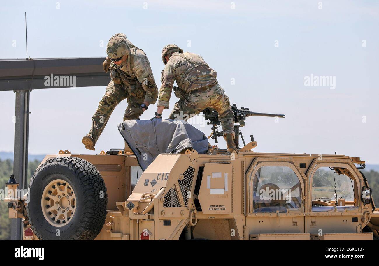 Deux Rangers de l'armée américaine changent de position en tirant à ...