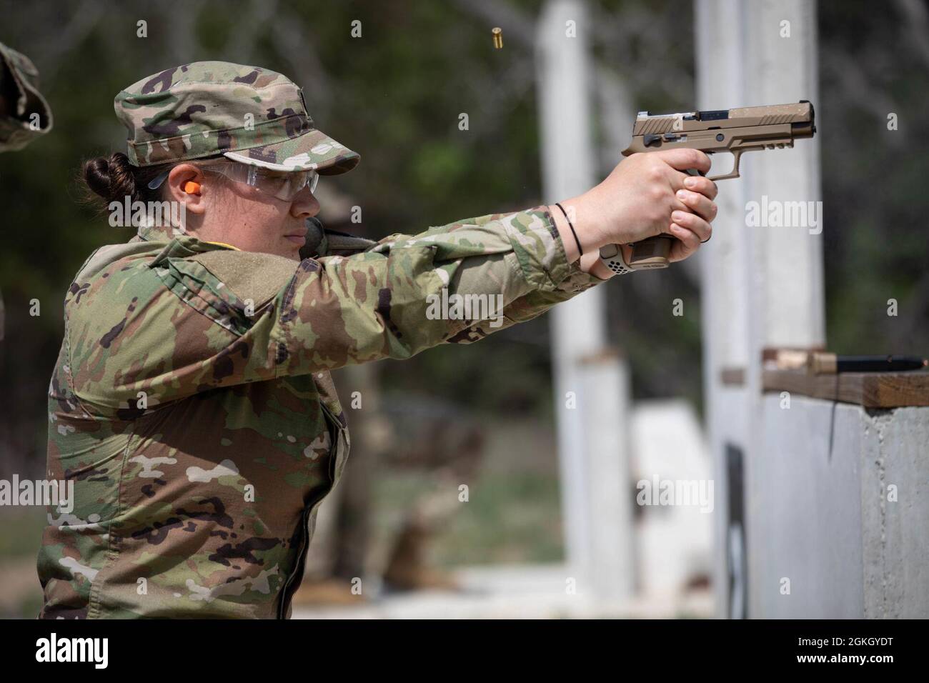Le 1er lieutenant Amanda Lee, de l'armée américaine, tire le pistolet ...