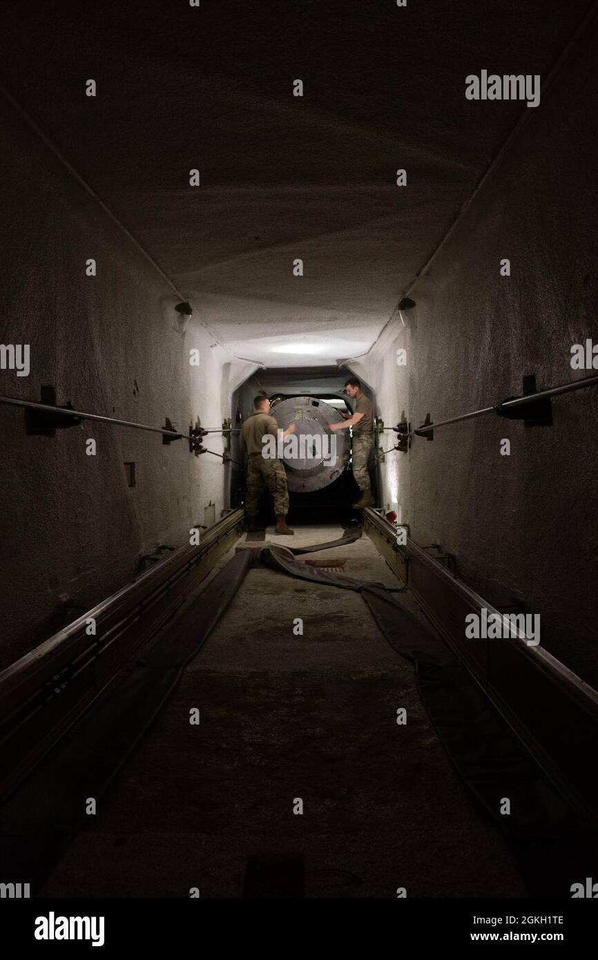 Sergent d'état-major Dustin Primo, à droite, 341e Escadron de ...