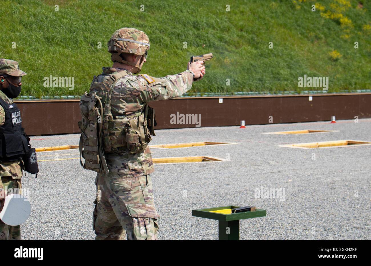 Sergent d'état-major Tyler Mathis, analyste de renseignements avec la ...