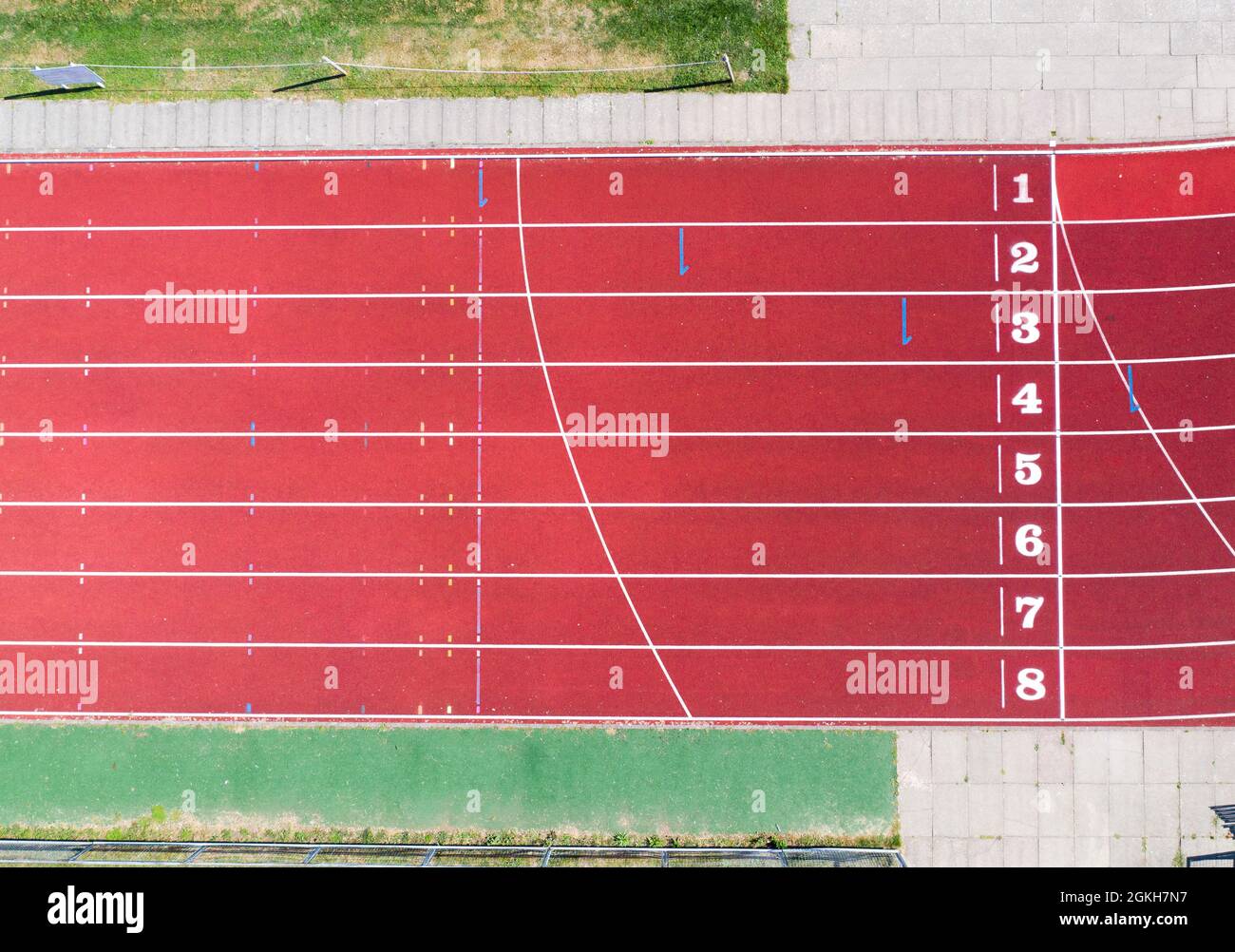 Vue aérienne d'une ligne d'arrivée de piste de course d'athlétisme ...