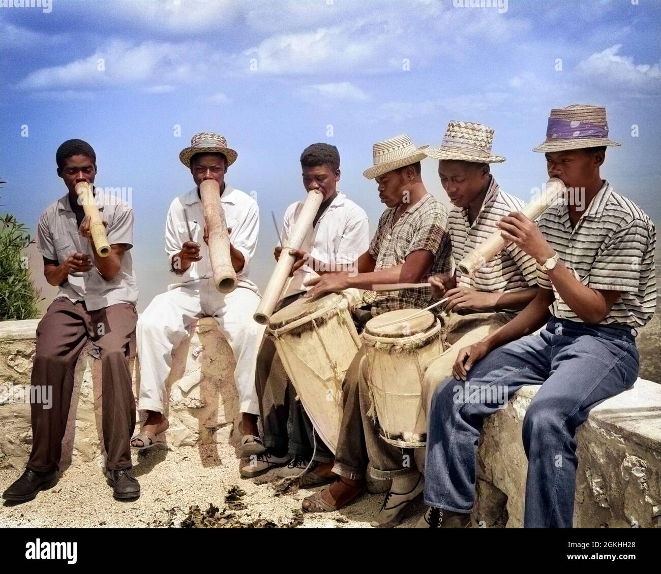 GROUPE DES ANNÉES 1960 DE MUSICIENS HAÏTIENS NATIFS ANONYMES JOUANT DES ...
