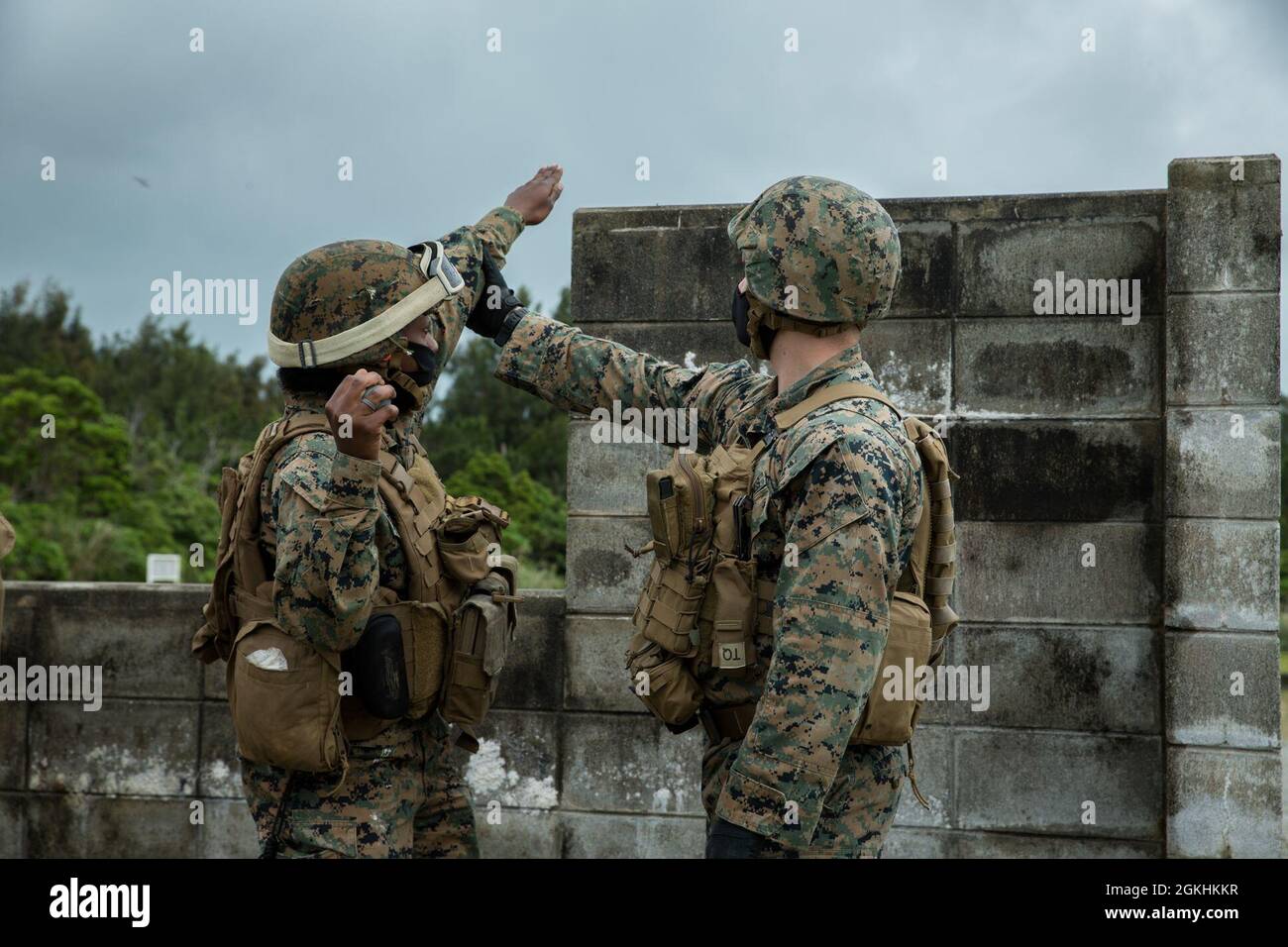 Sergent du corps des Marines des États-Unis Harvey Beck, à droite ...