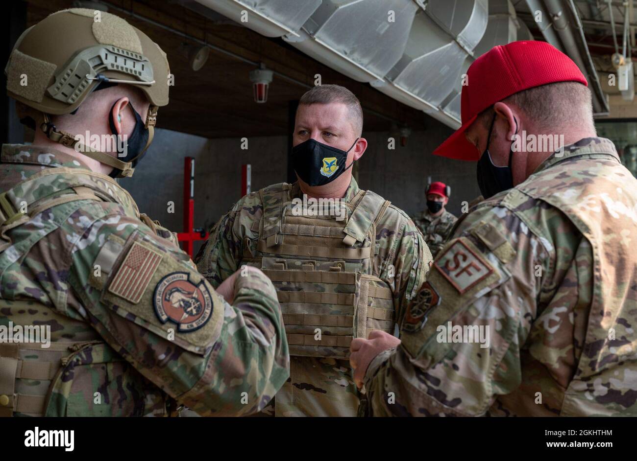 Le colonel Matthew Jones, commandant du 436e Escadron de transport ...