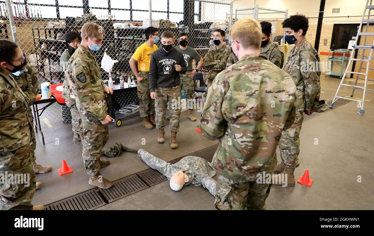 WICHITA, Kan. – Cadets d’un programme de corps d’instruction d ...