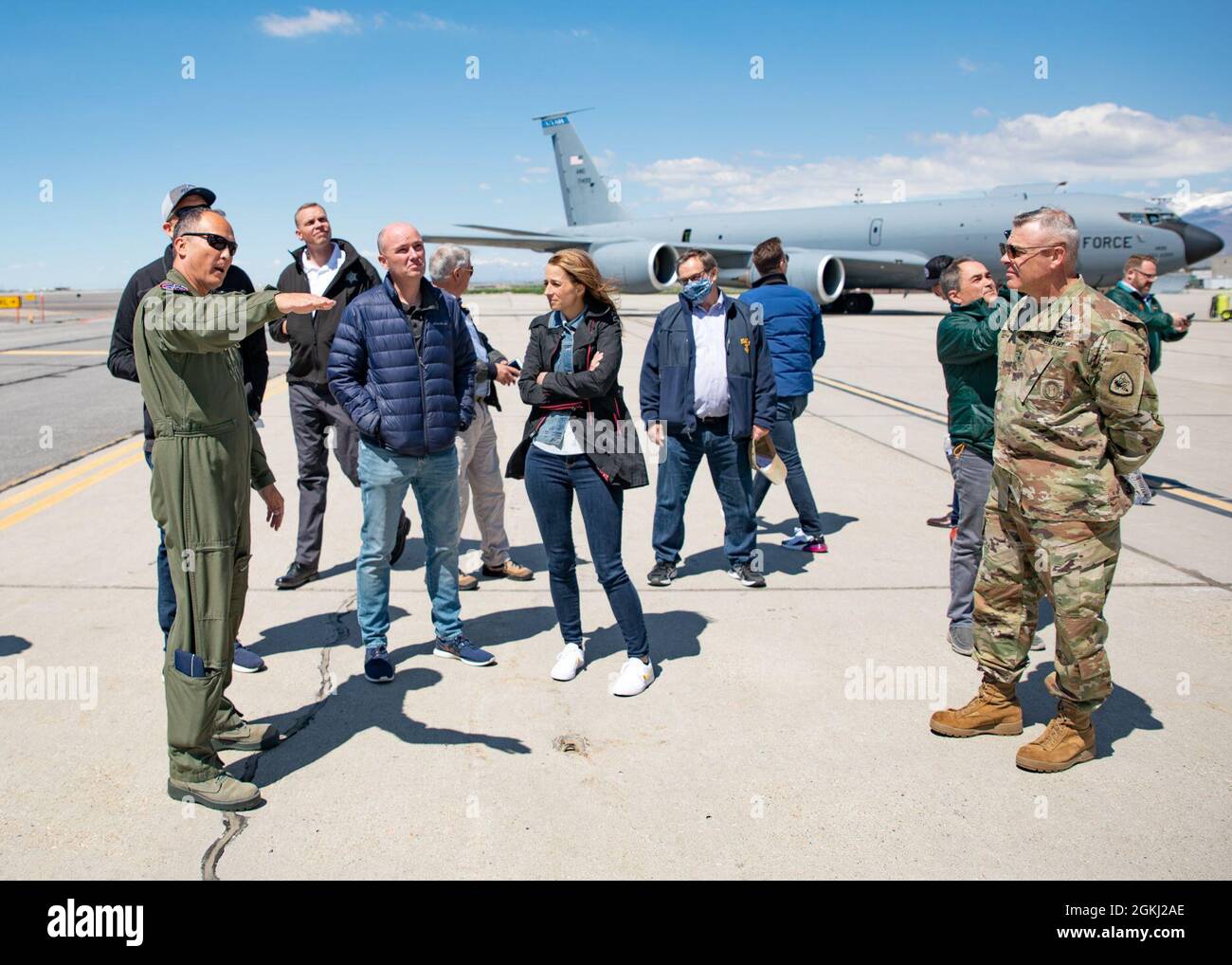 Bang. Le général Daniel Boyack, adjoint adjudant général-Air, fait un ...