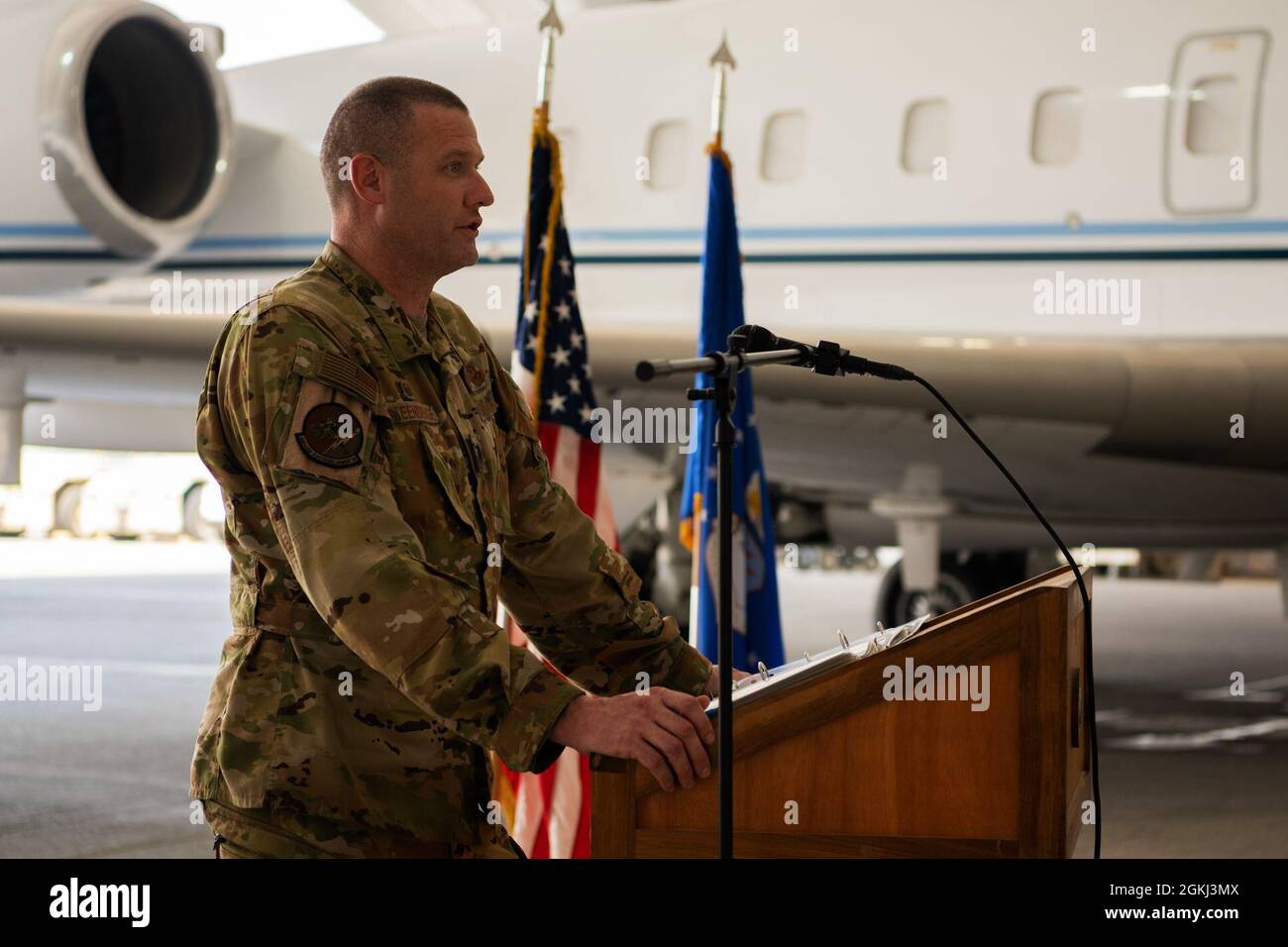Le lieutenant-colonel Gregory Steenberge de la Force aérienne des États-Unis, commandant sortant ...