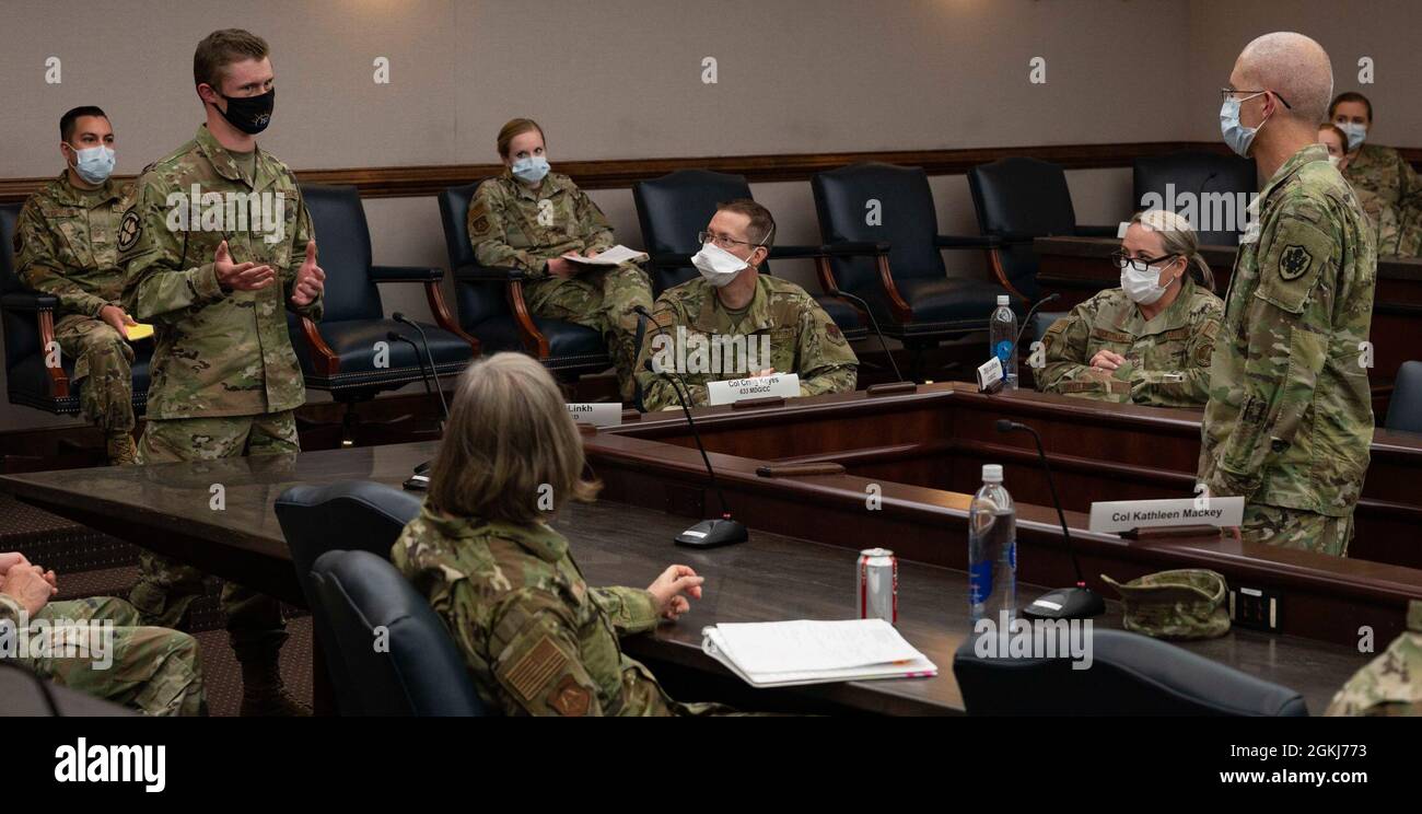 U.S. Air Force Airman Dakota Tanner, technicien en salle d'opération du ...
