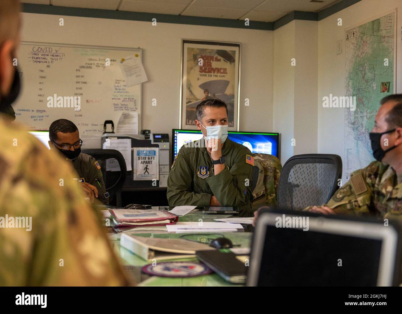 Le Maj. Dave Berry de la US Air Force, au centre, pilote du 301e ...
