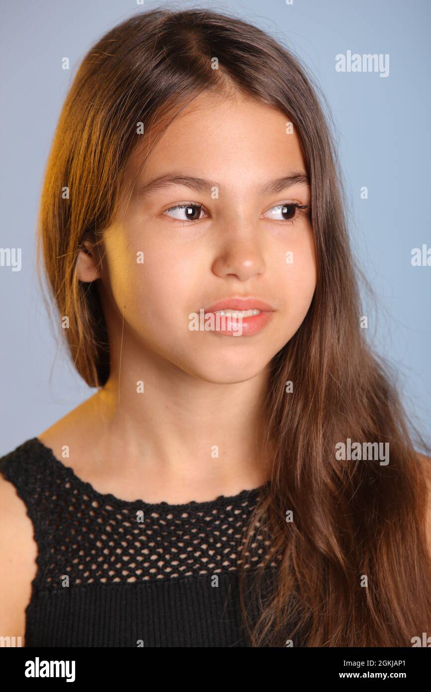 Gros plan portrait d'une jeune fille adolescente de 12 ans, mignonne ...