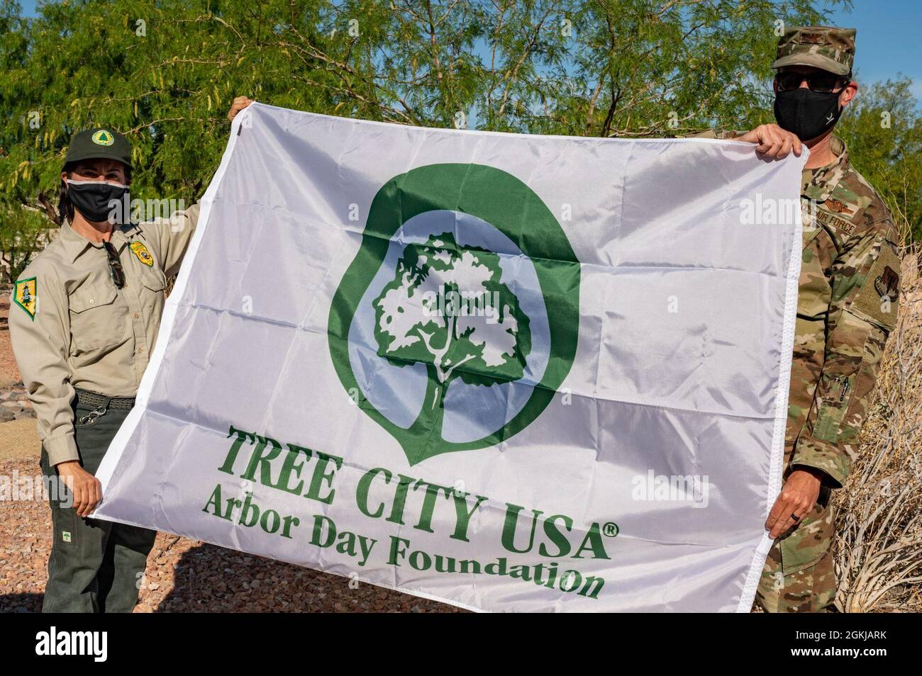 Cayenne Engel, responsable de la gestion des ressources forestières de ...