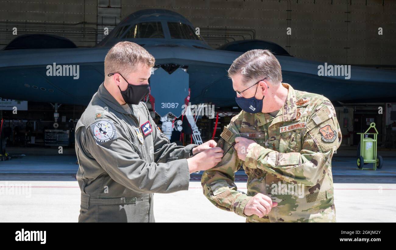 Le Maj. Cameron Horn, 419e commandant des essais en vol, présente le ...