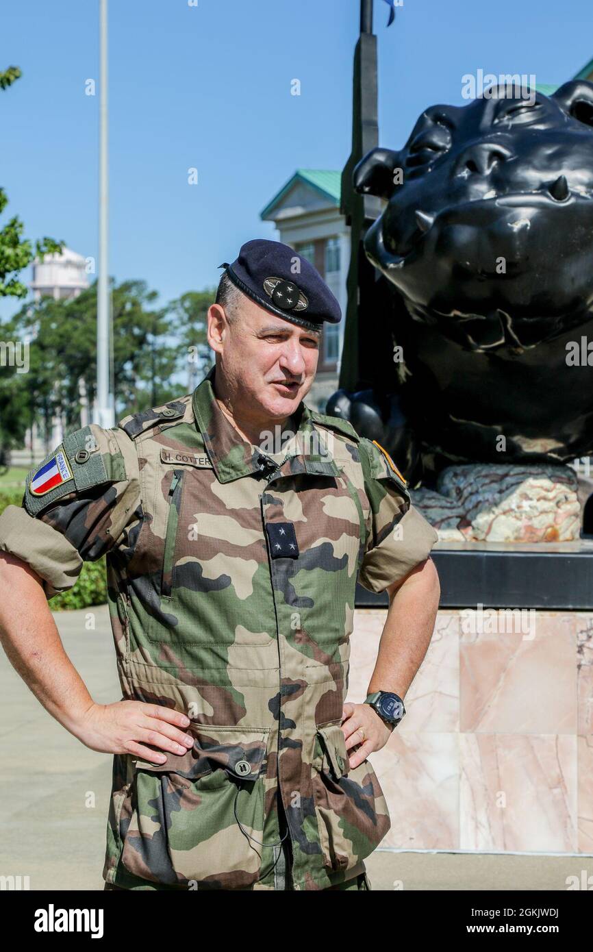 Le major général de l’Armée française Hubert Cottereau, commandant ...