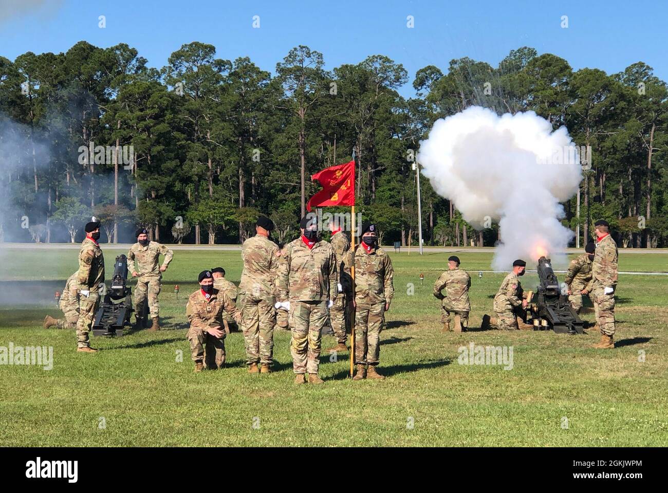 Les soldats américains affectés à la batterie de Salute de Bravo ...