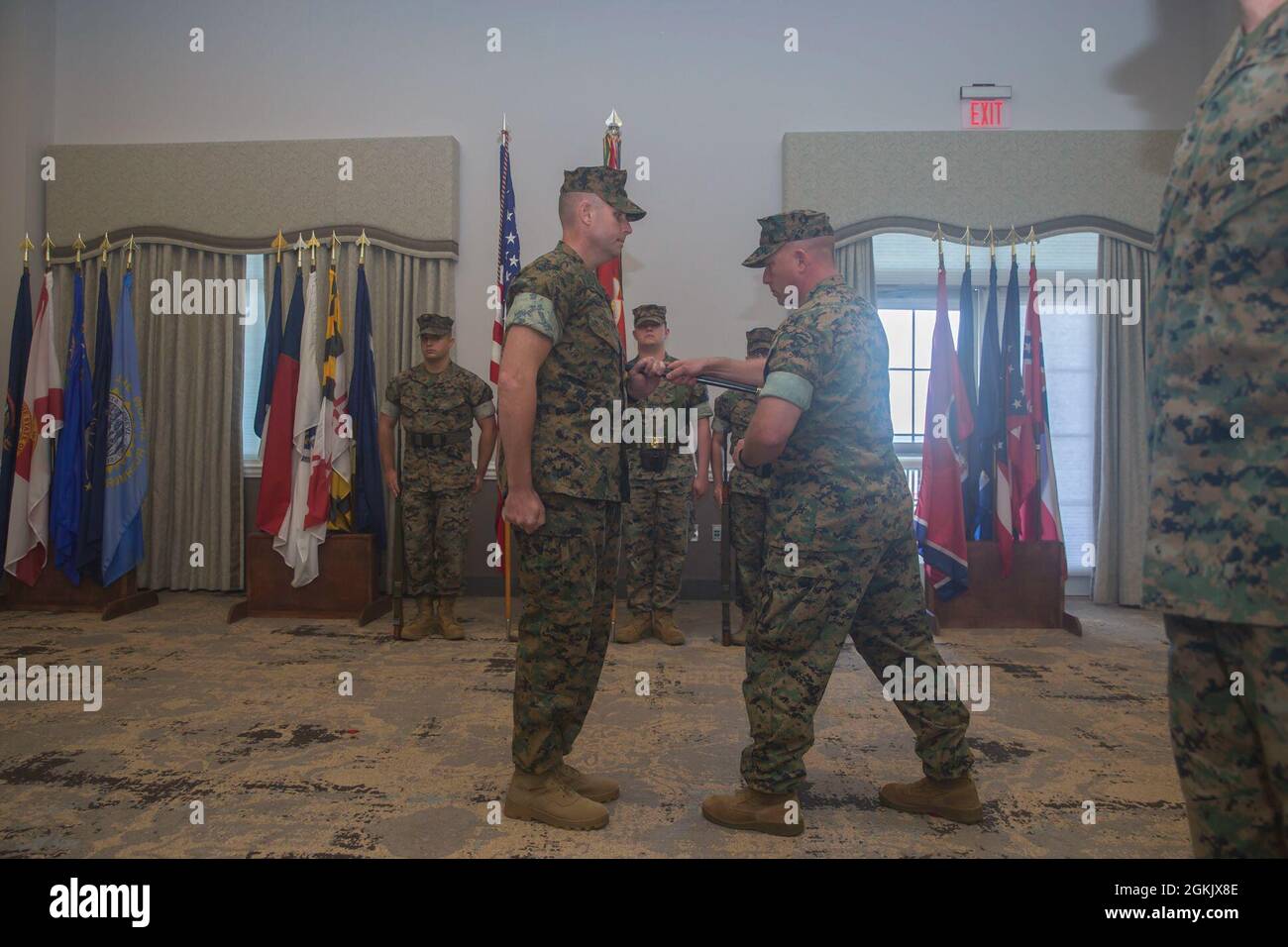 Le lieutenant-colonel James P. Doyle, commandant du 2e Escadron du ...