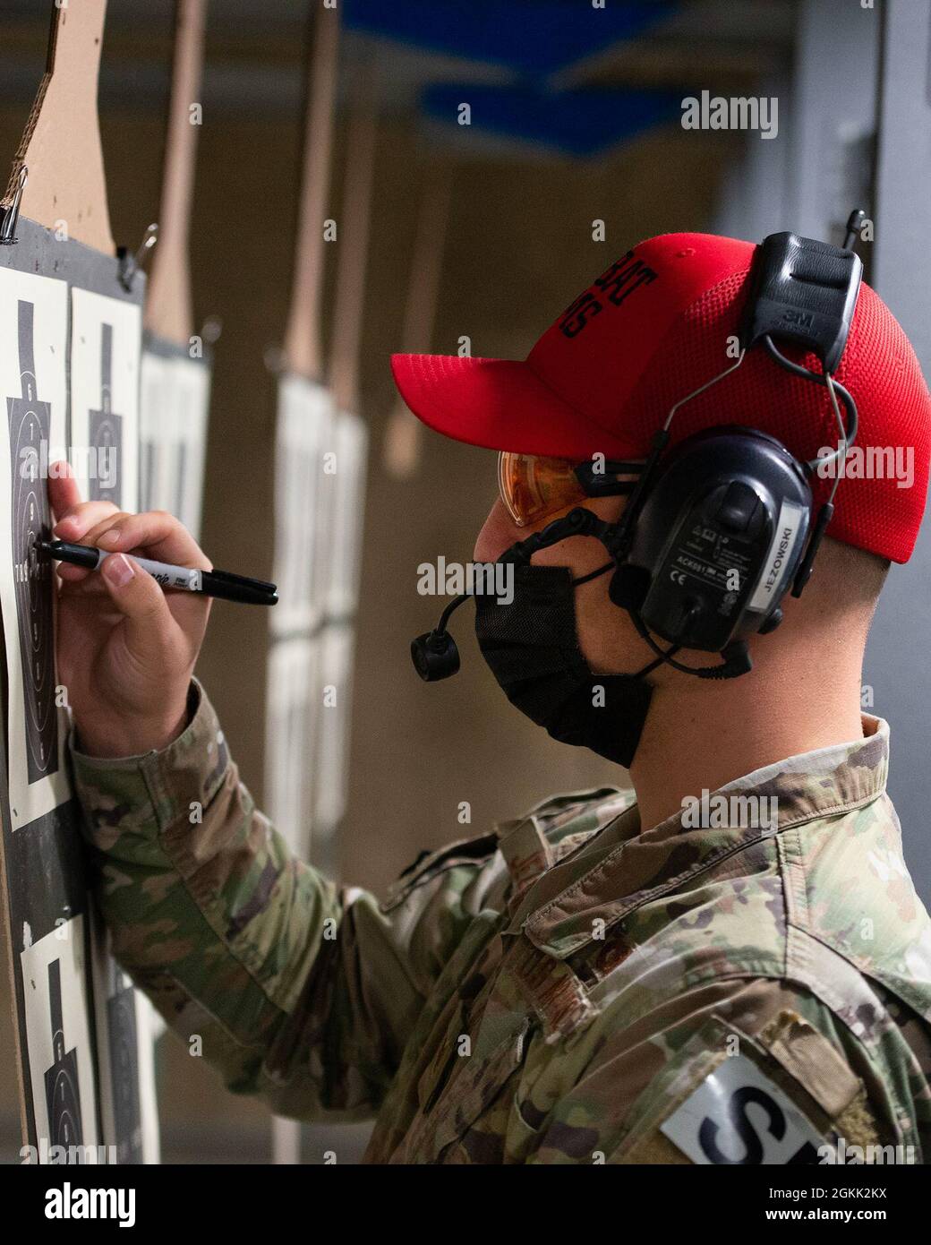 Un instructeur d’armes de combat du 88e Escadron des forces de sécurité ...