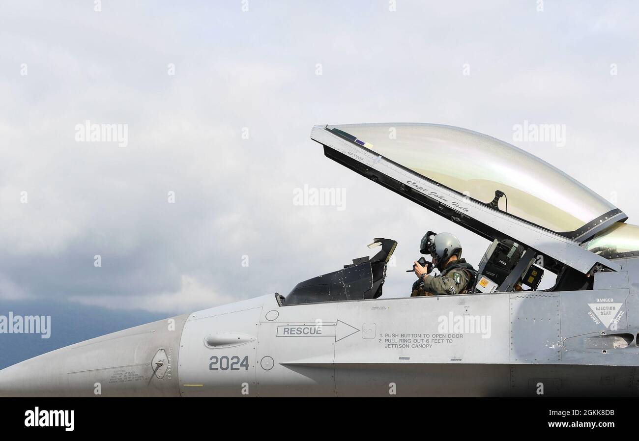 Le capitaine de la US Air Force Timothy Joubert, pilote du 555e ...