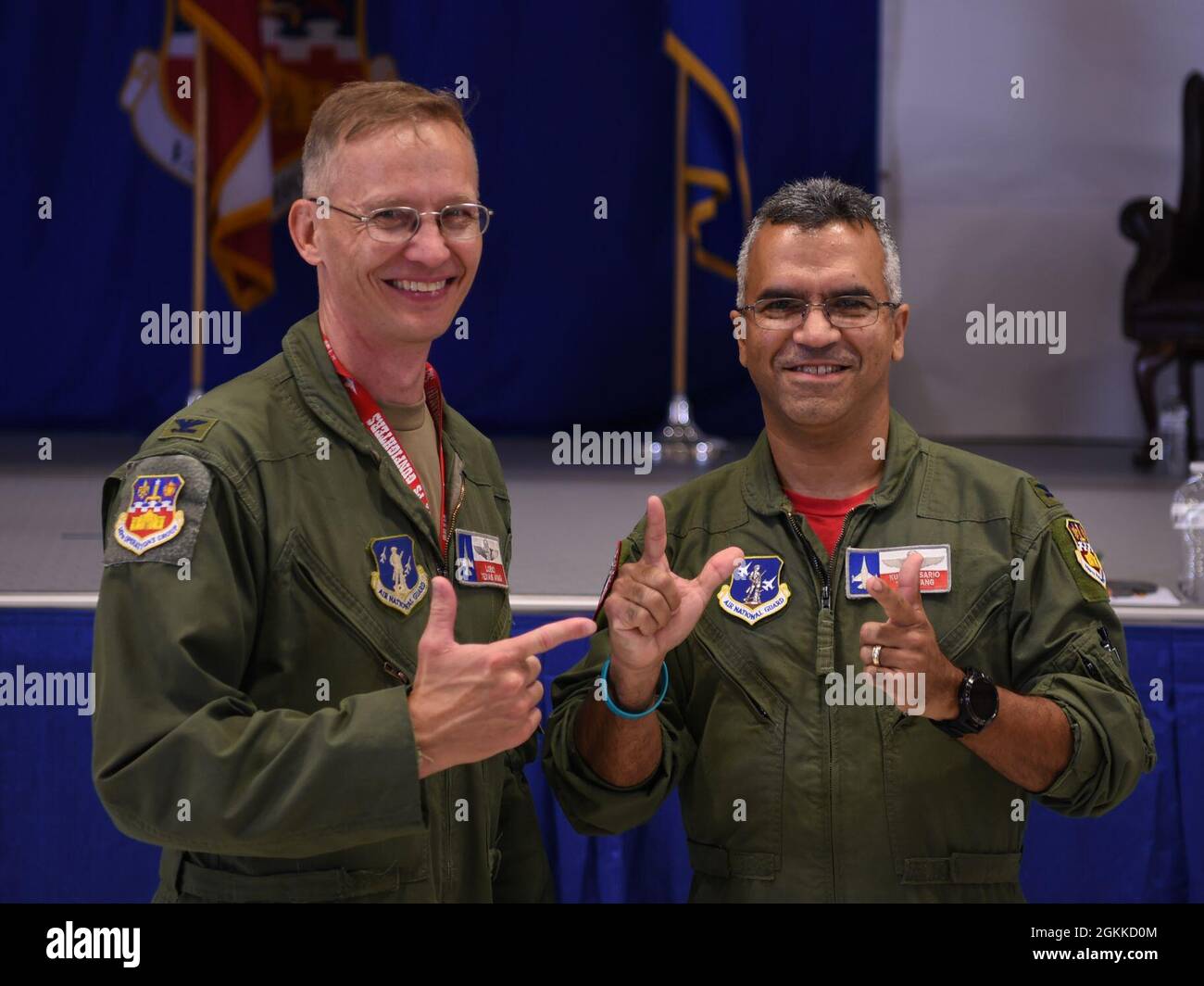 Le colonel Matthew Jensen, commandant entrant, et le colonel Raul ...