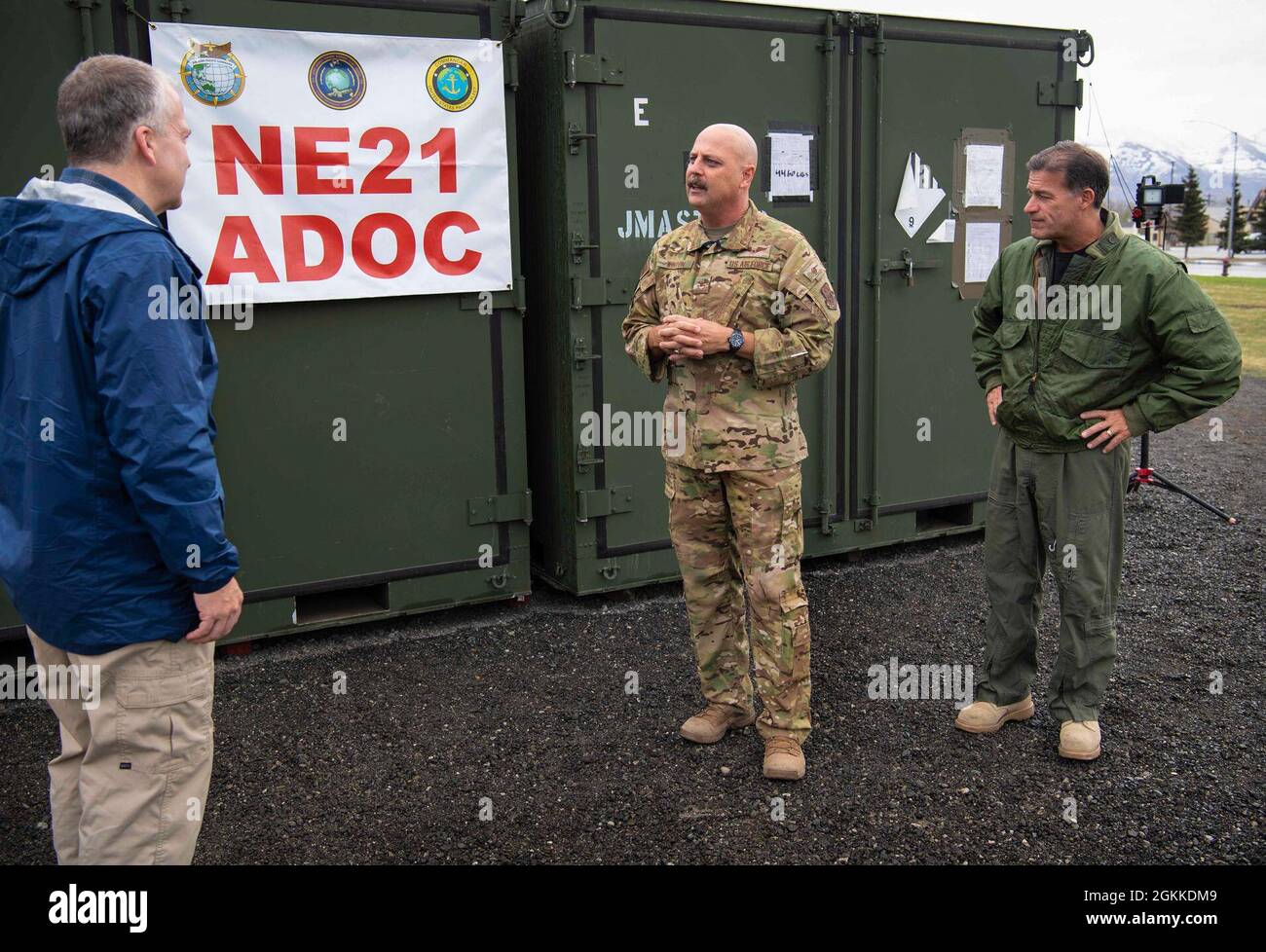 Le colonel de la Force aérienne, Joel Winton (au centre), directeur du ...