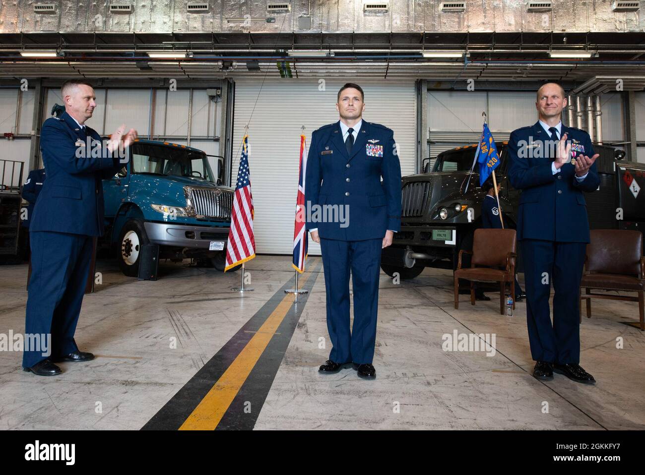 Le lieutenant-colonel Jeremy Stover, centre, 420e Escadron de la base ...