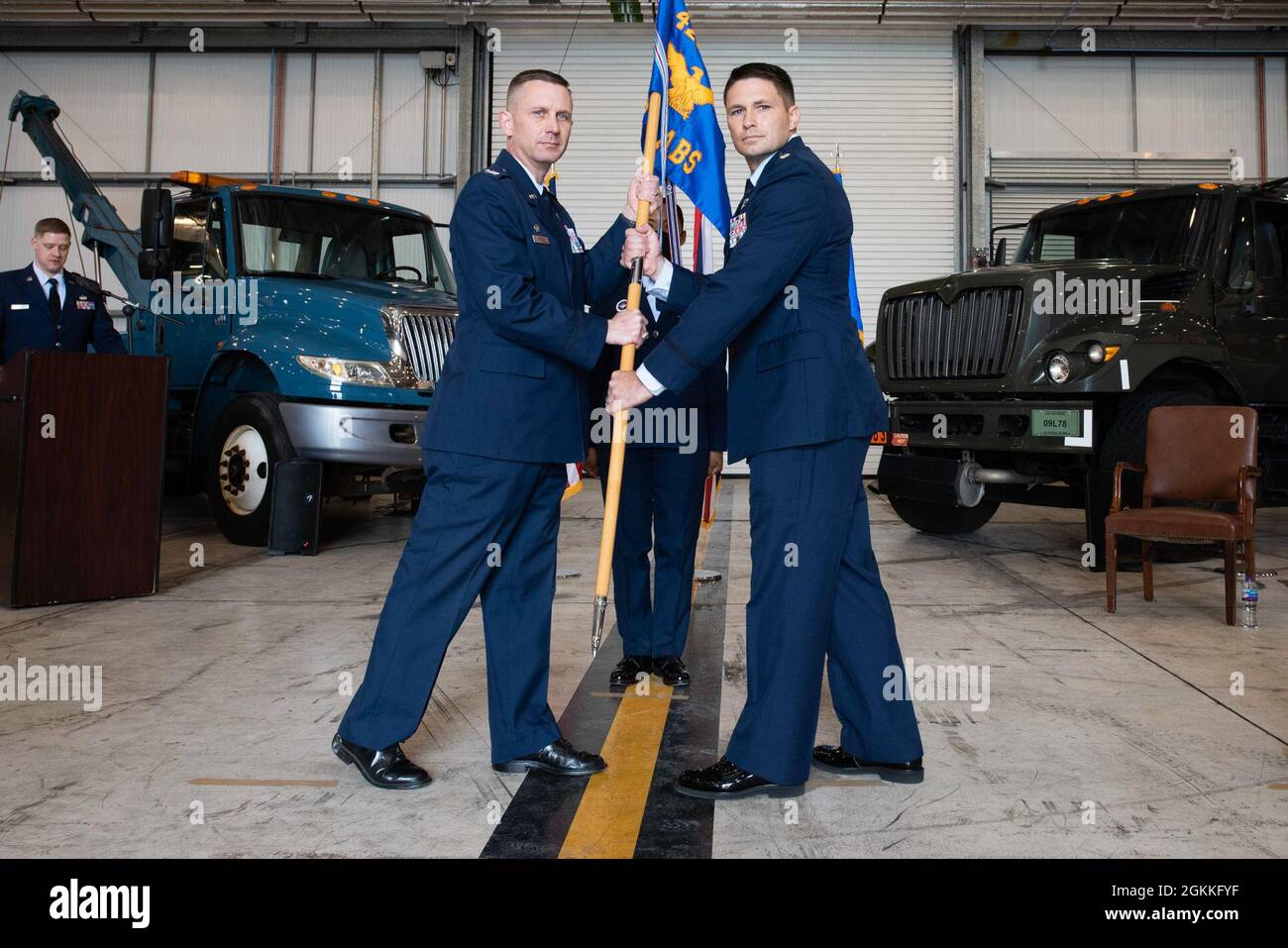 Le lieutenant-colonel Jeremy Stover de la US Air Force, à droite, le ...