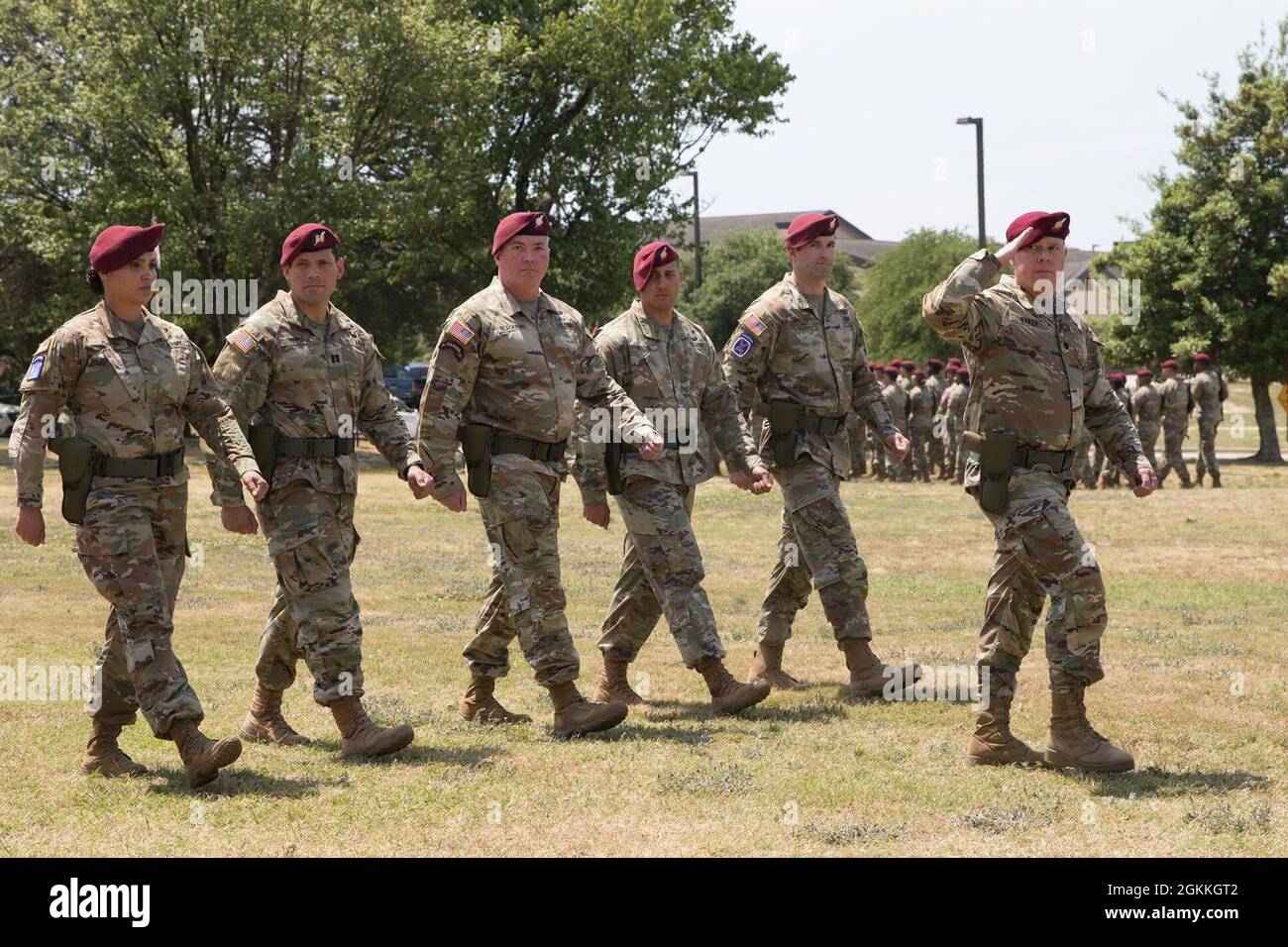 Nous avons le plaisir d'accueillir le colonel Elizabeth H. Curtis ...