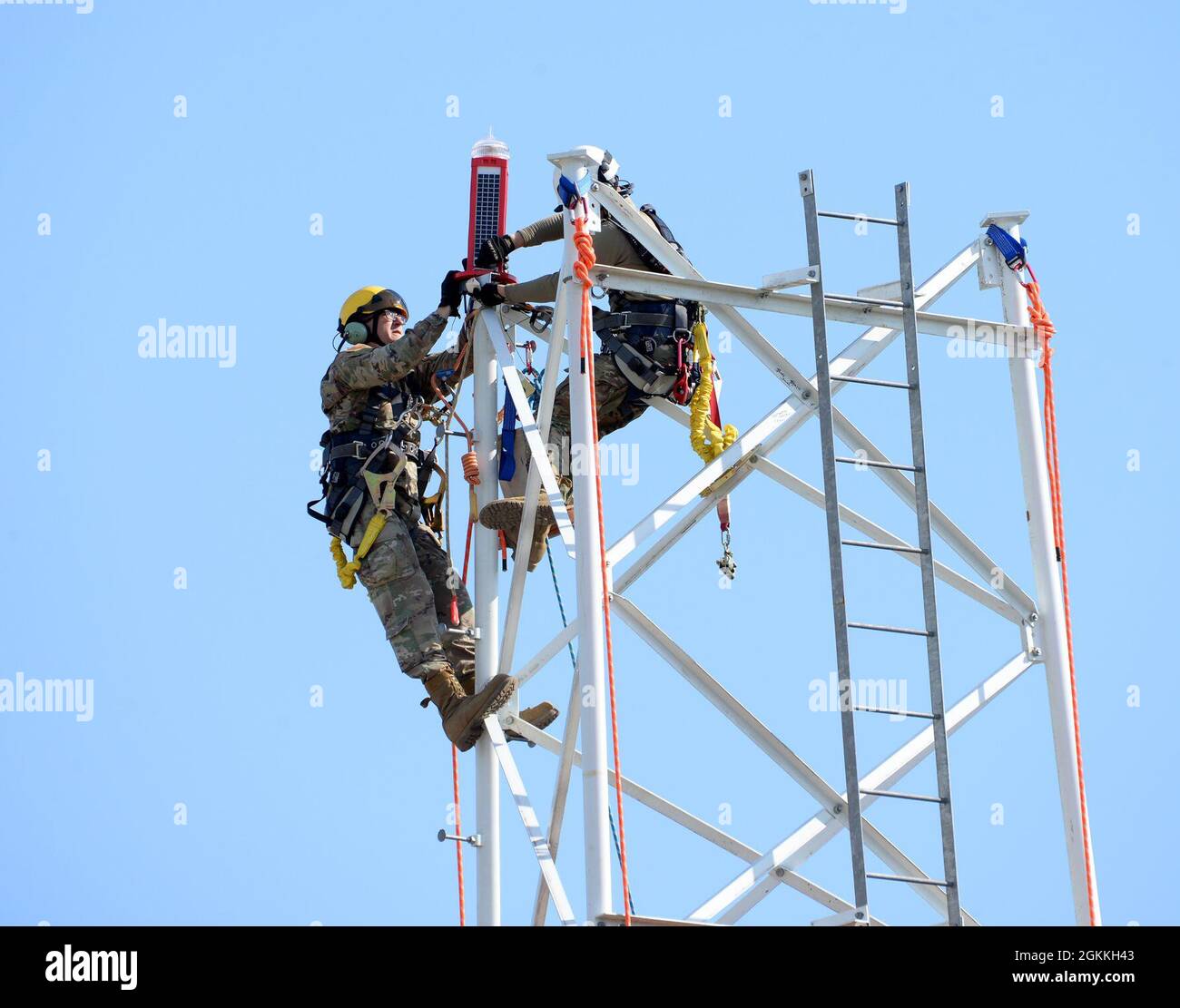 Depuis la gauche, U.S. Air Force Tech. Sgt. Kevin DaSilva et le premier Airman Travis Leblanc ...