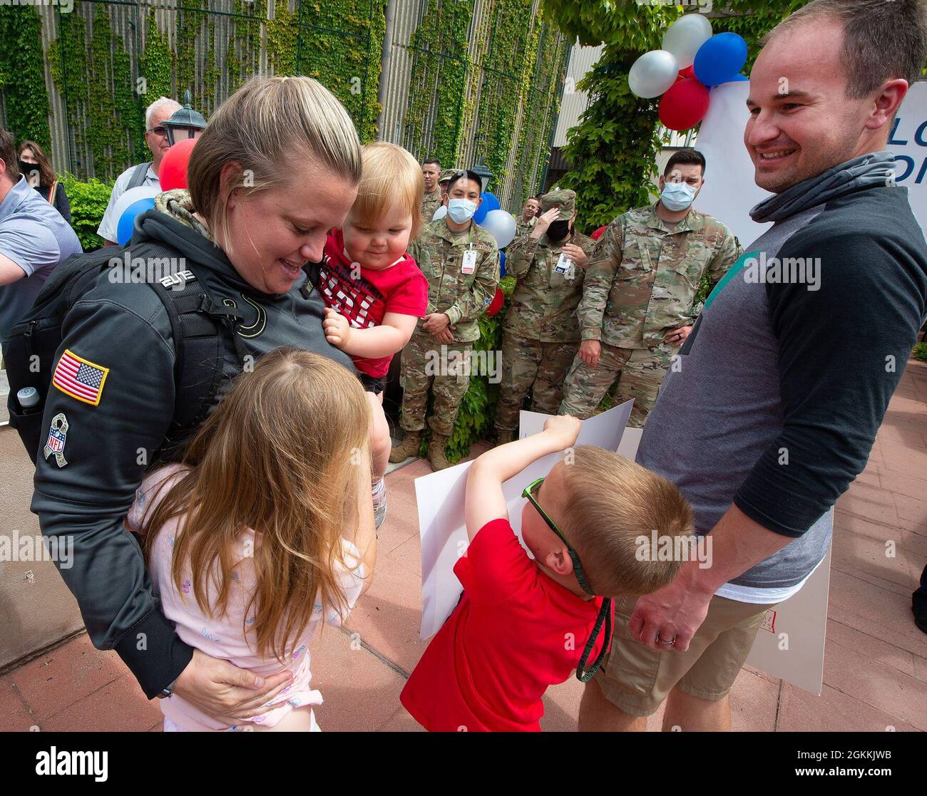 Le Maj. Erica Eyer de la U.S. Air Force coupe ses enfants, Isla, Reagan ...