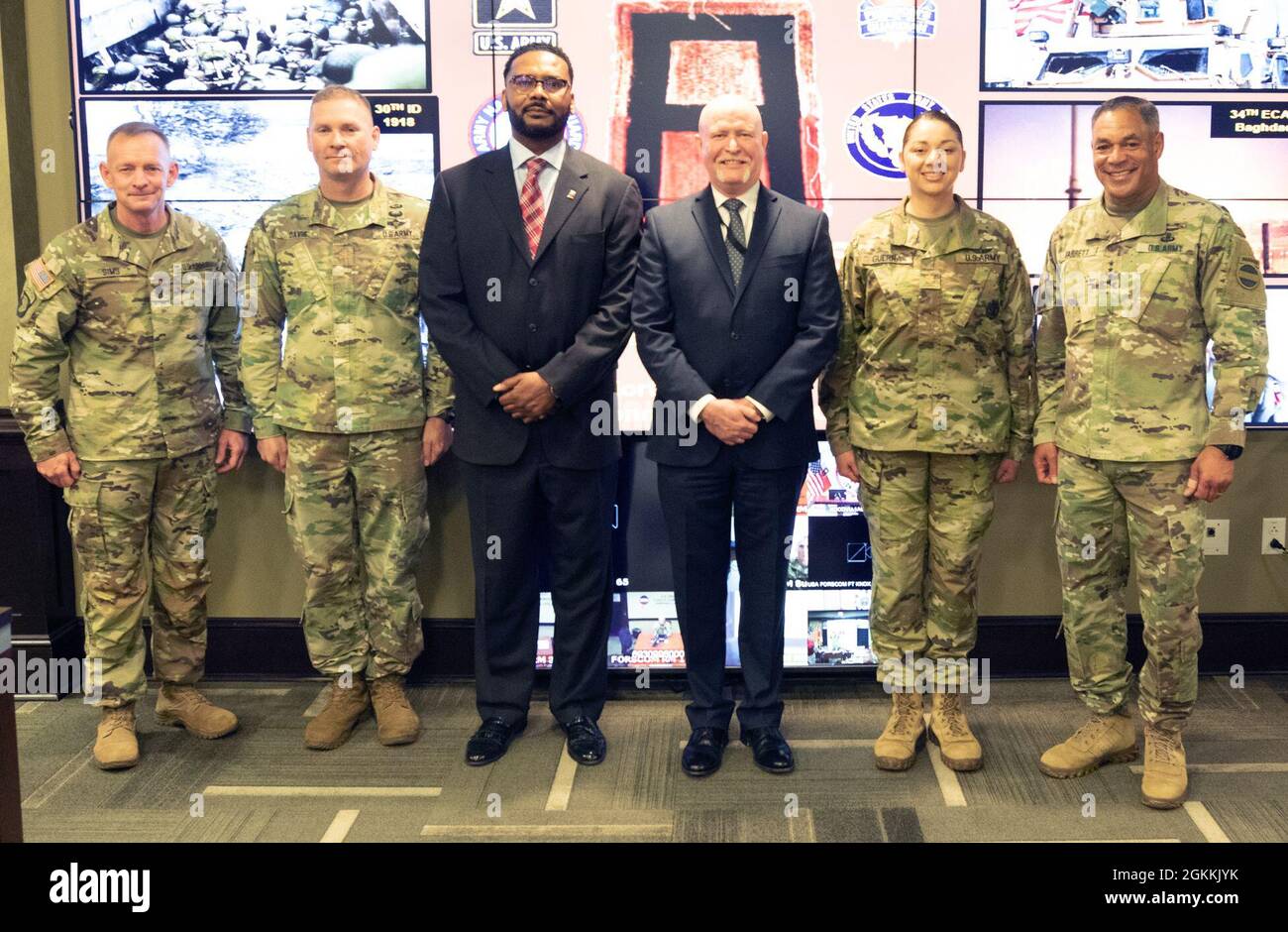 Sgt. Commandement FORSCOM. Le Maj. Todd Sims (à l'extrême gauche) et le ...