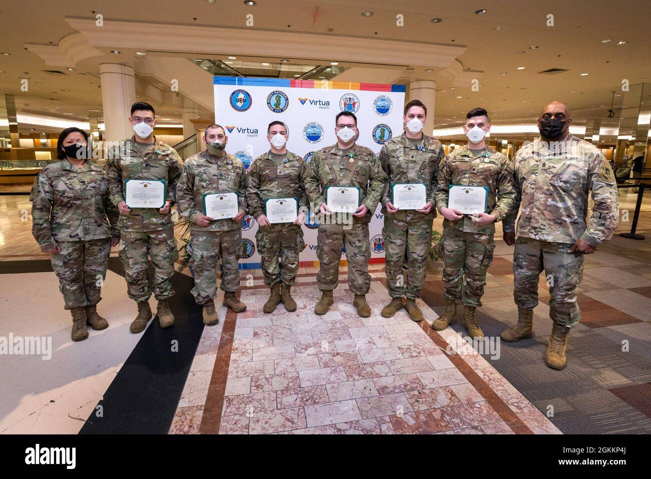 Le colonel Lisa J. Hou D.O., à gauche, adjudant général intérimaire, et ...