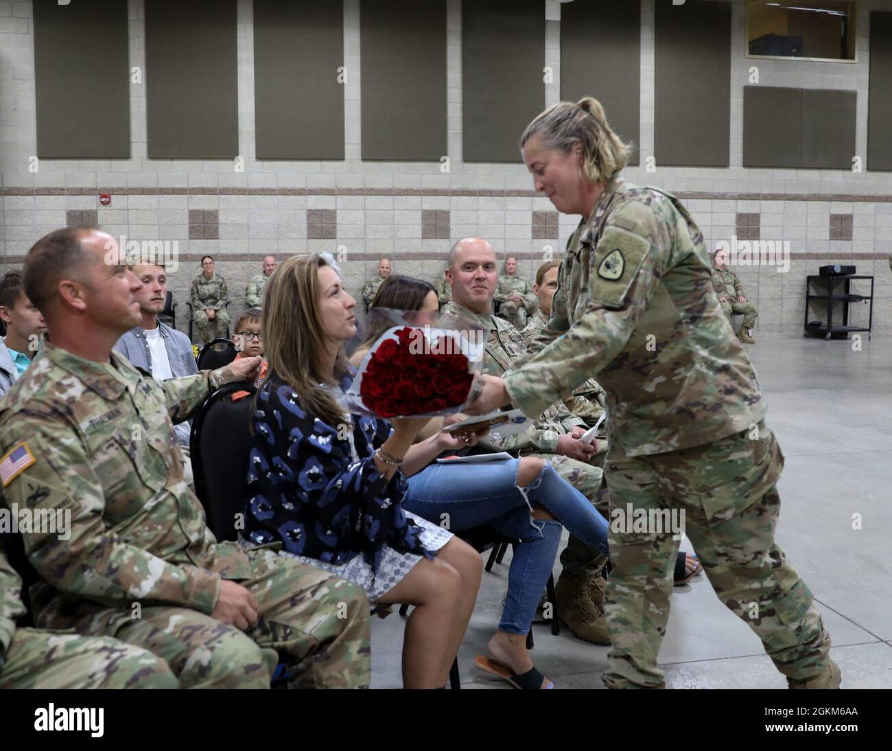 Sgt. Commandement Le major Richard G. Thalman passe les couleurs du 97e ...