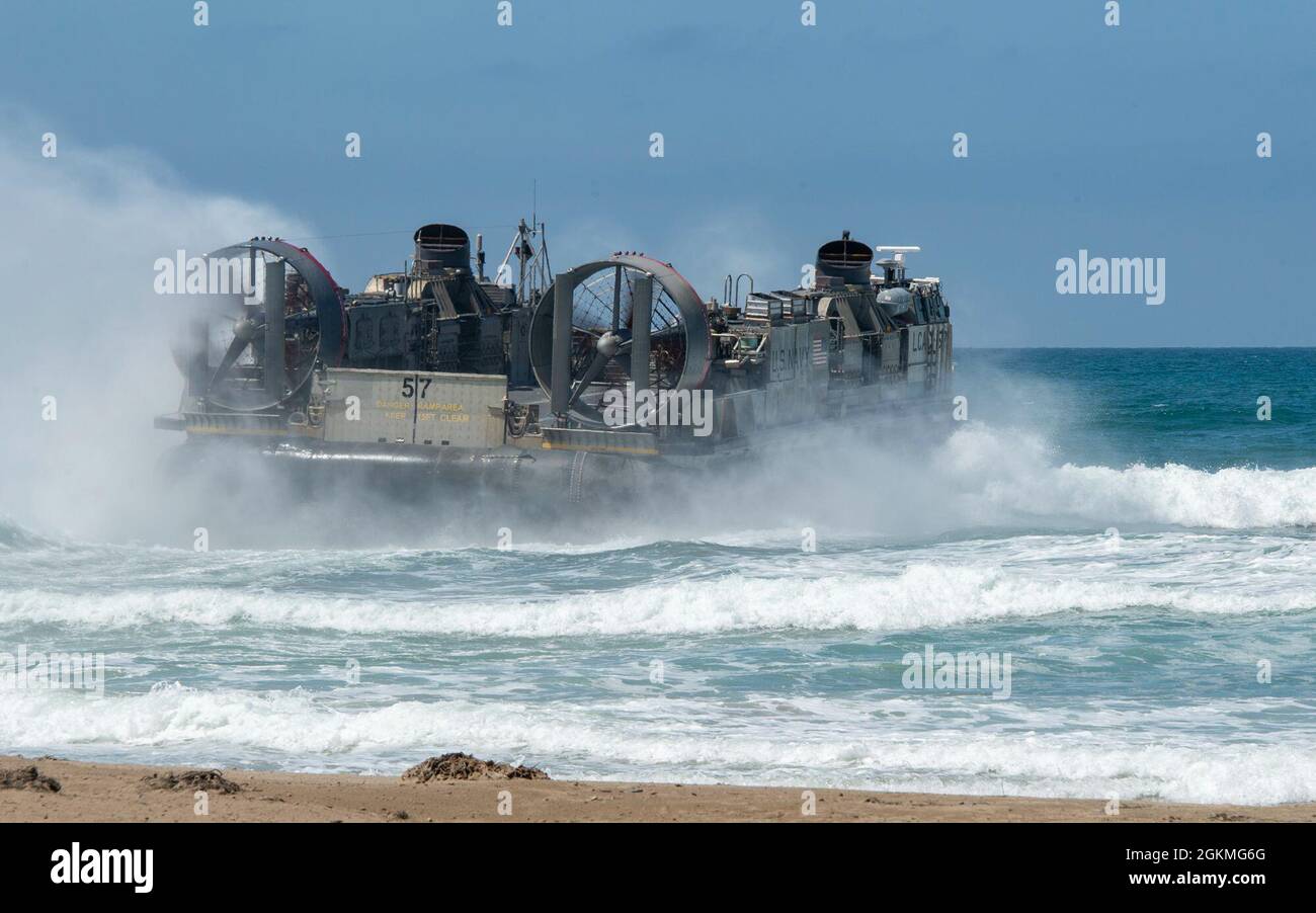 OCÉAN PACIFIQUE (26 mai 2021) Un embarcation d'atterrissage, coussin d ...