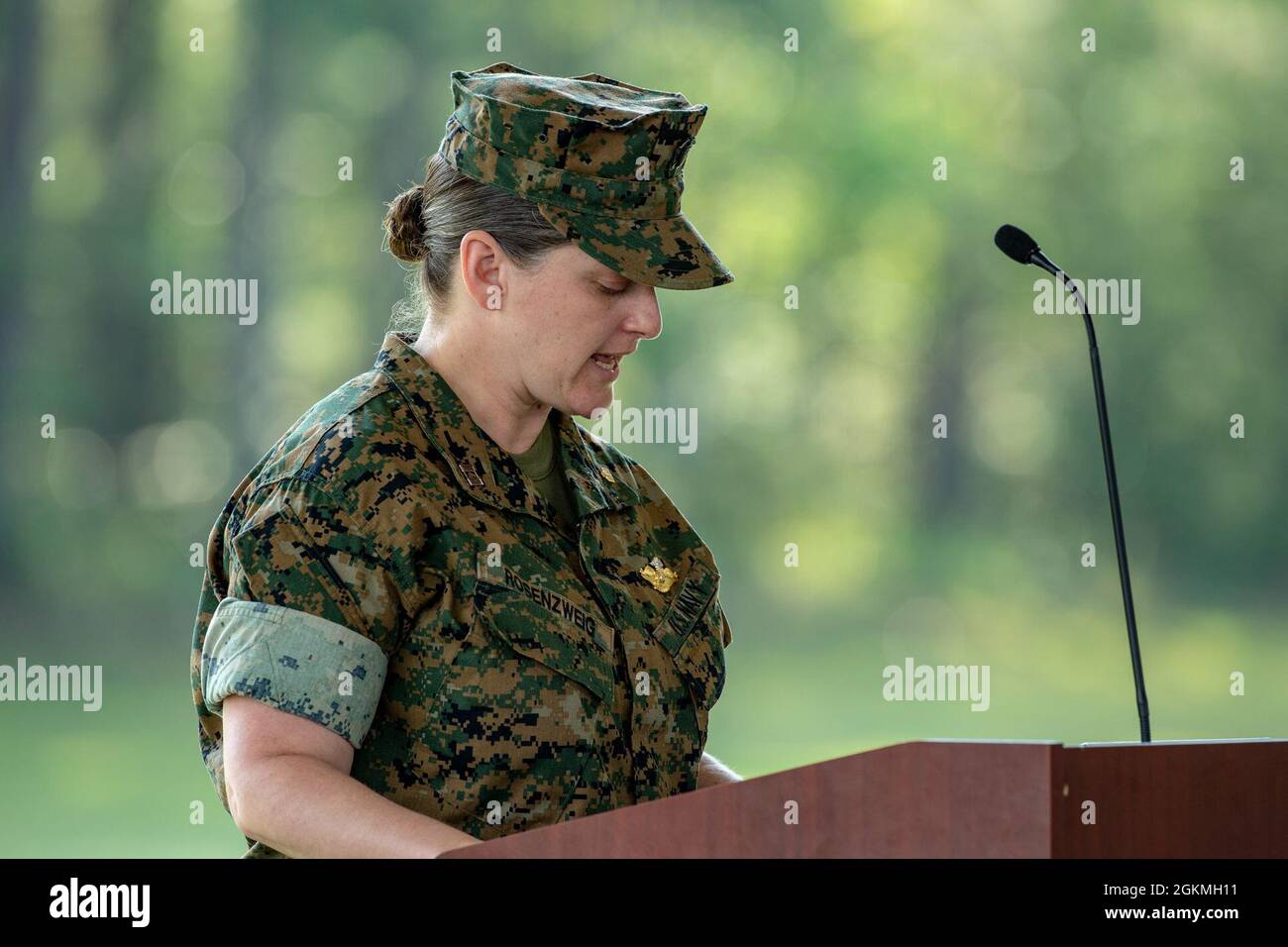 Le lieutenant Emily Rosenzweig de la Marine américaine, aumônier du ...