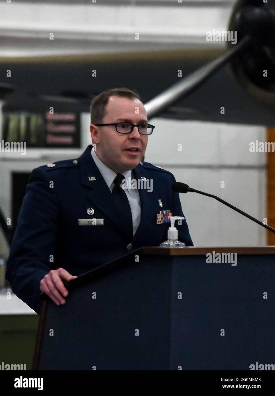 Le lieutenant-colonel Andrew Rees, commandant sortant du 436e Escadron ...