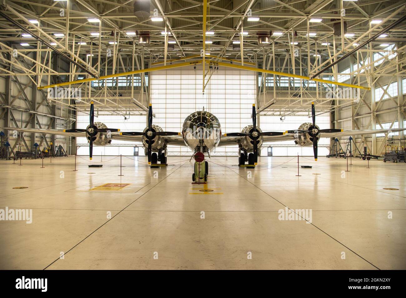 Doc, une Superforteresse B-29, est installée dans un hangar le 2 juin ...