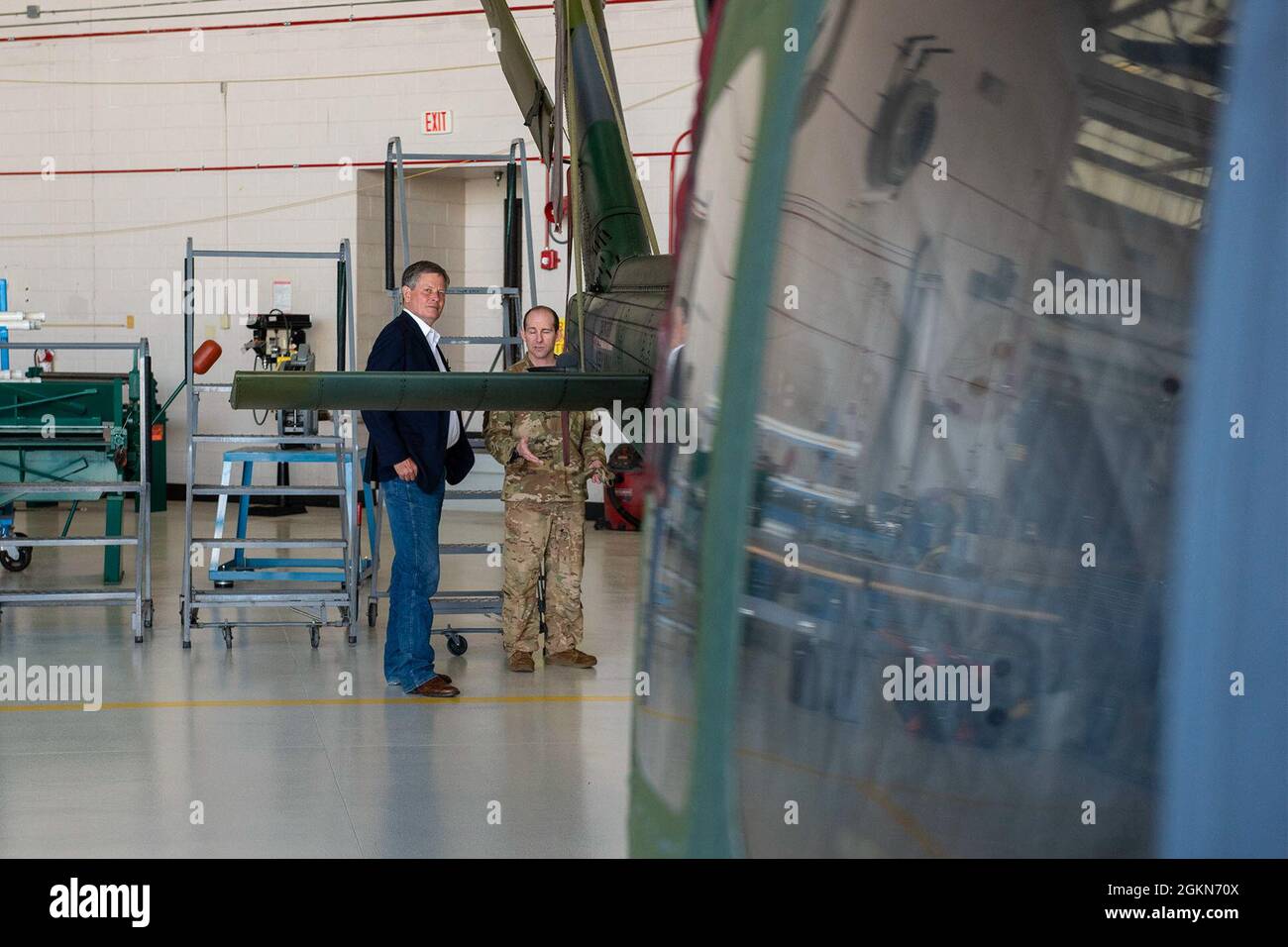 Le sénateur Steve Daines, à gauche, parle avec le lieutenant-colonel ...