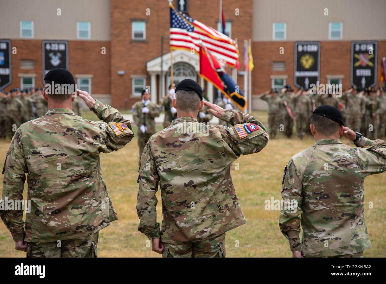 Soldats américains (de gauche à droite) Col. Chad Roehrman entrant ...