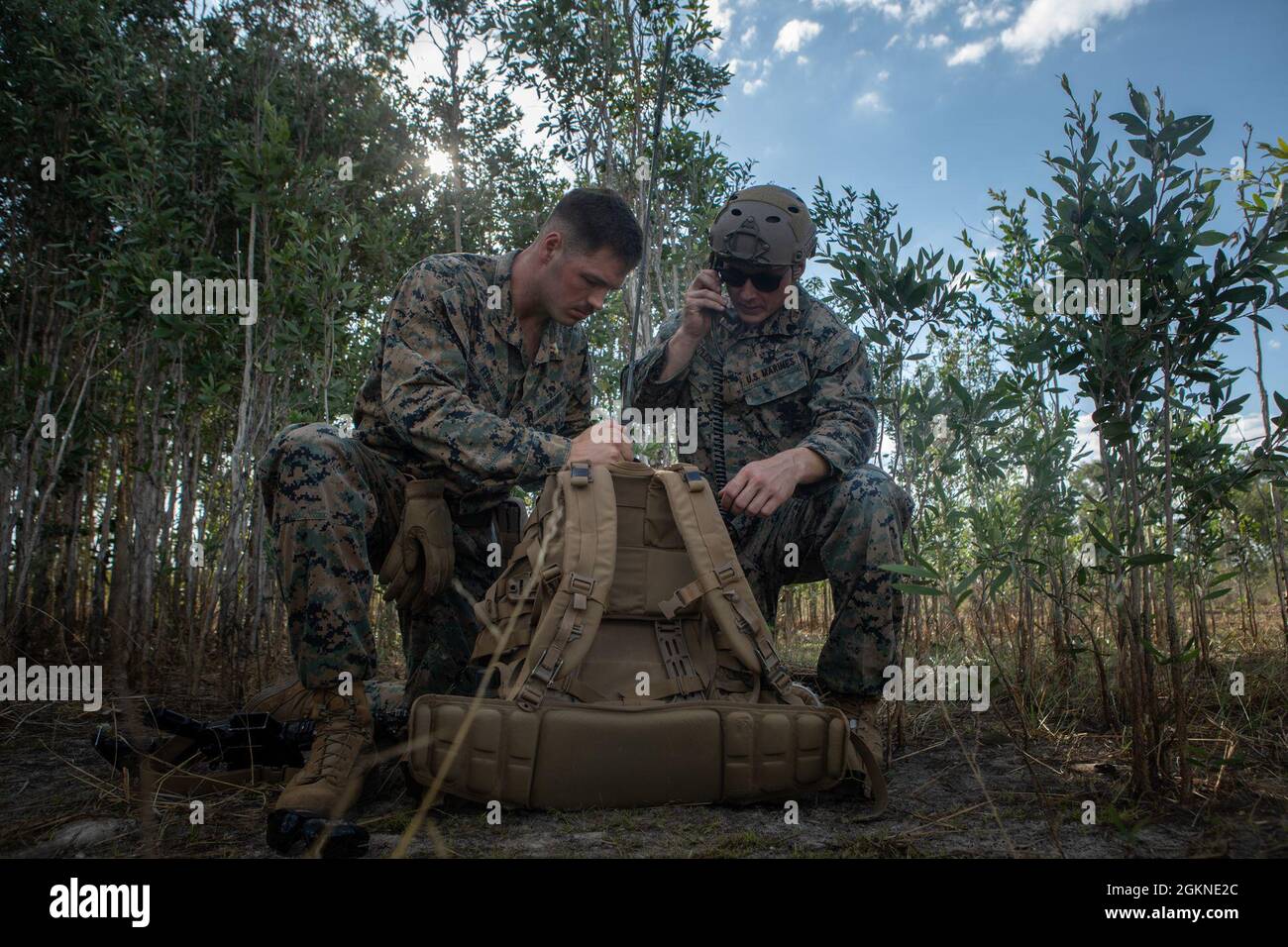 US Marine corps 1er lieutenant Thomas Ferguson, à gauche, officier de ...