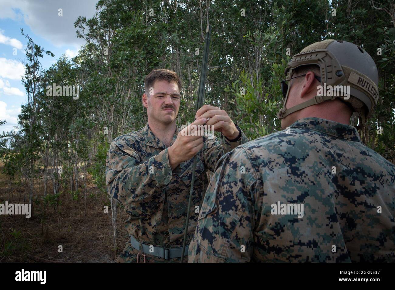 US Marine corps 1er lieutenant Thomas Ferguson, à gauche, officier de ...